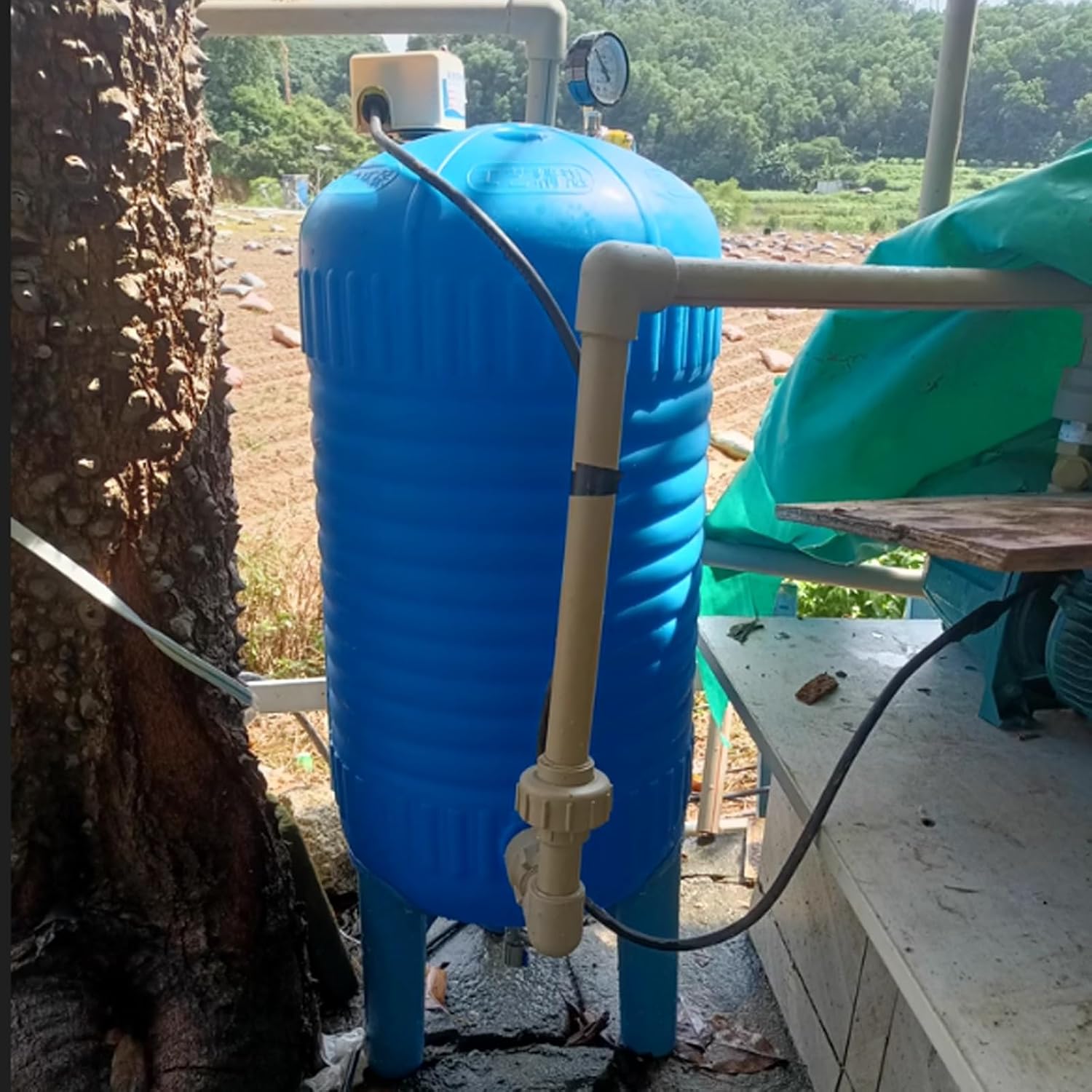 Amazon.com: Polyethylene Water Pressure Tank with 1 - 1/4 Inch Ports ...