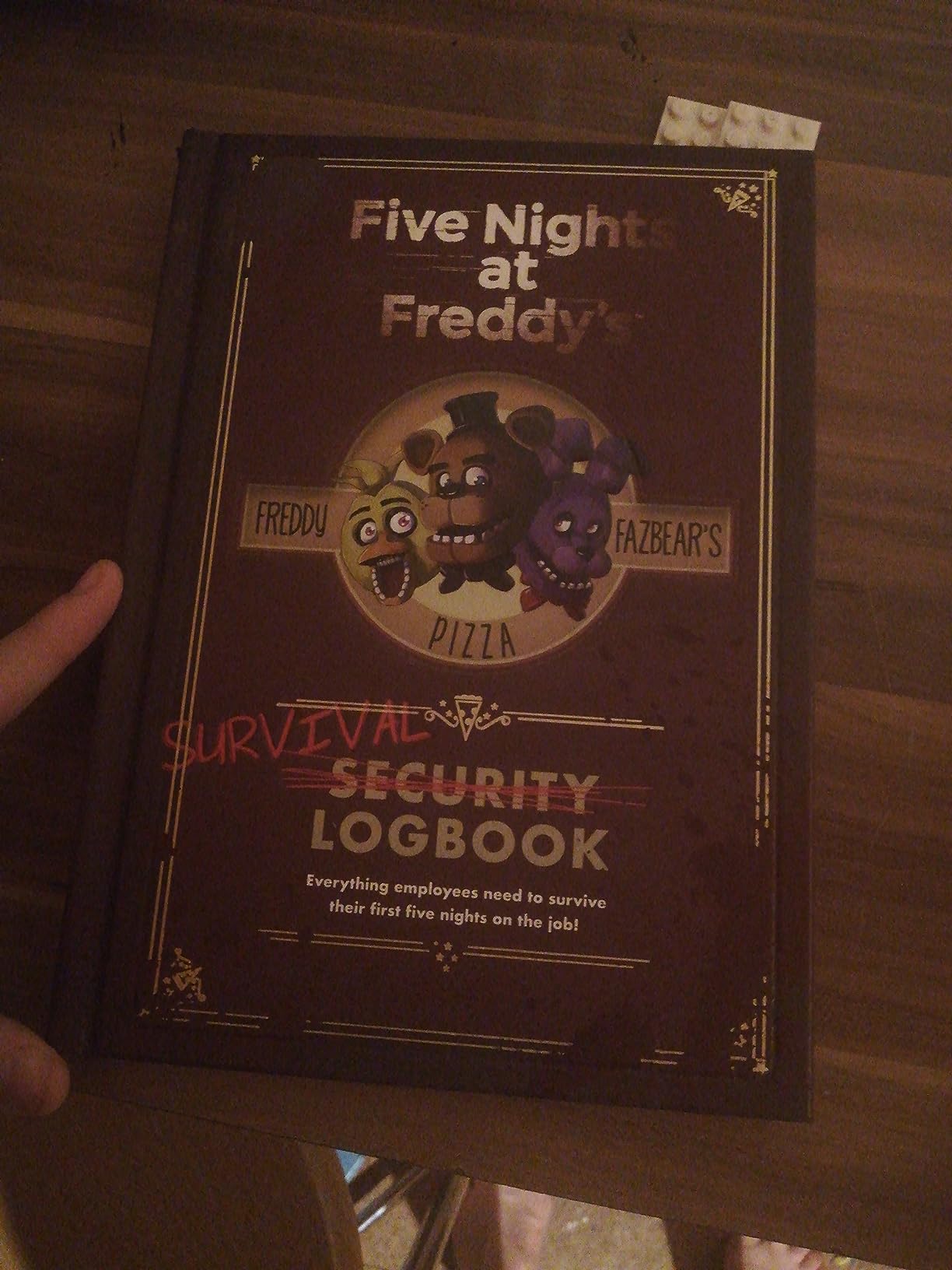 Five Nights at Freddy's Survival Logbook : Cawthon, Scott: Amazon.de: Books