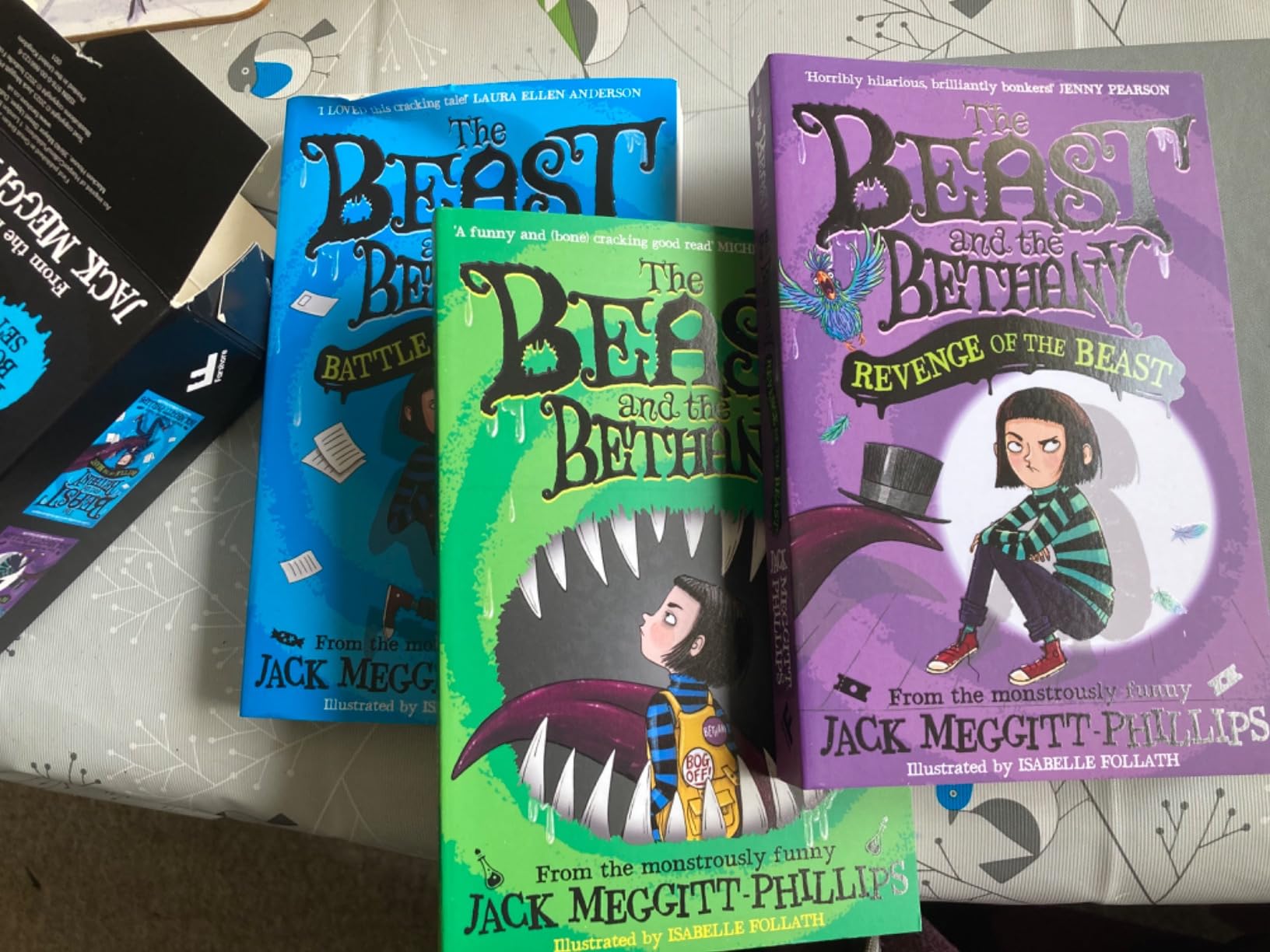 The Beast and the Bethany 3 book box: Funny illustrated gothic middle ...