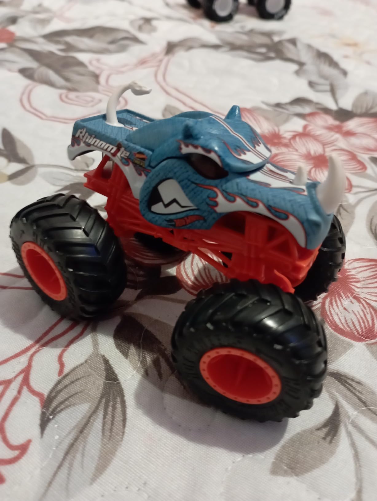 Amazon.com: Hot Wheels Monster Trucks Toy Truck & Playset, Rhinomite ...