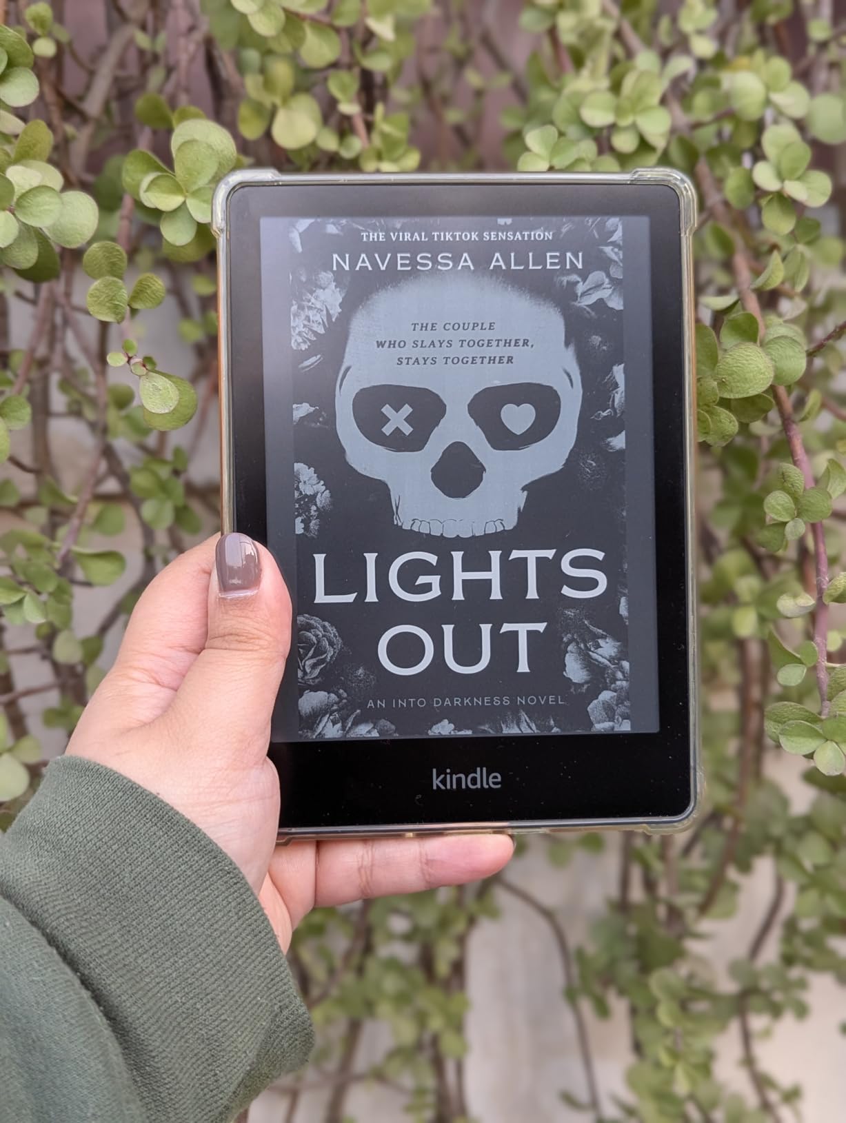 Lights Out: An Into Darkness Novel (Into Darkness Series) : Allen, Navessa: Amazon.in: Books