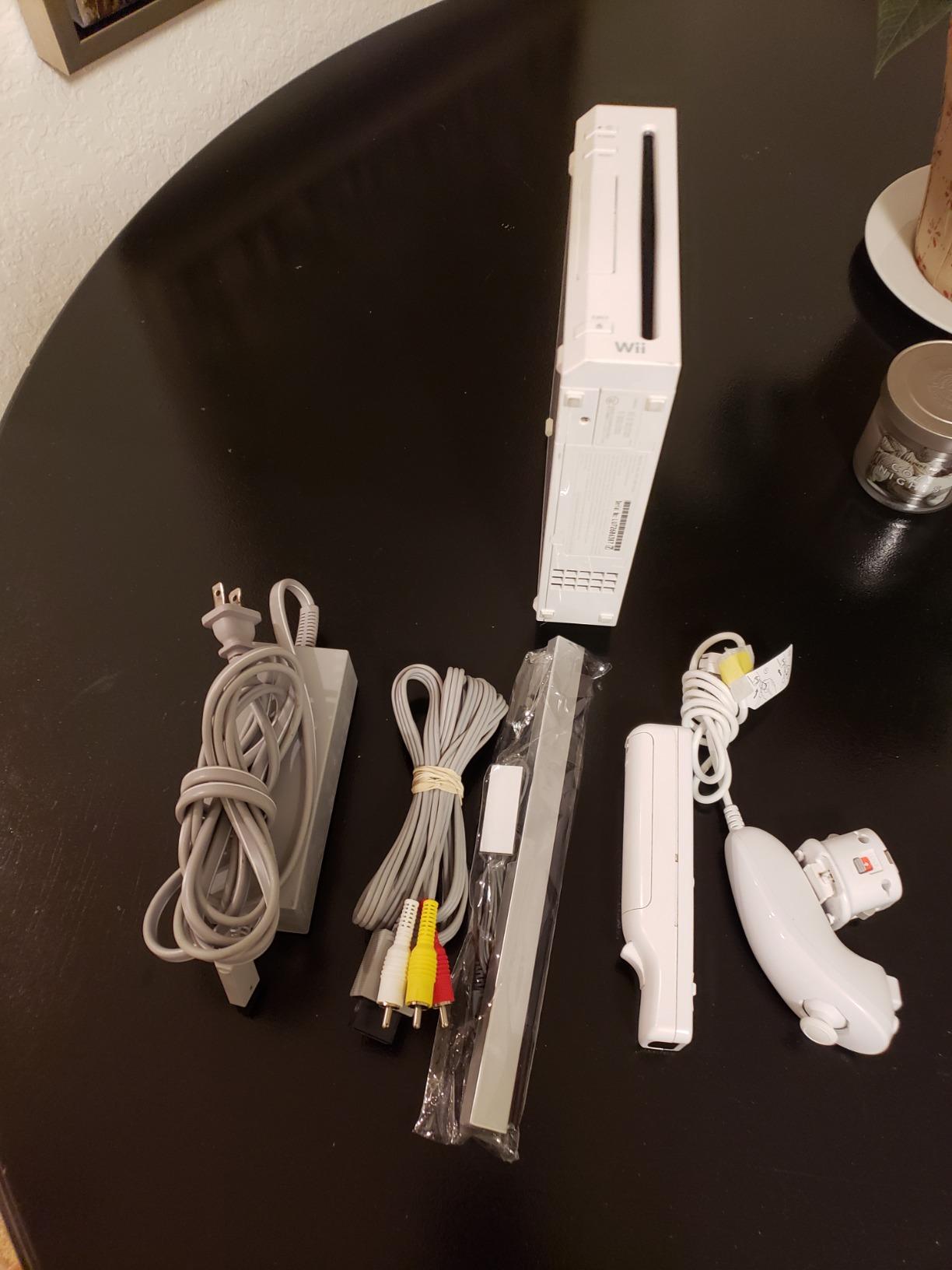 Amazon.com: Wii Console w/ Bonus Wii Sports Resort & Wii MotionPlus ...