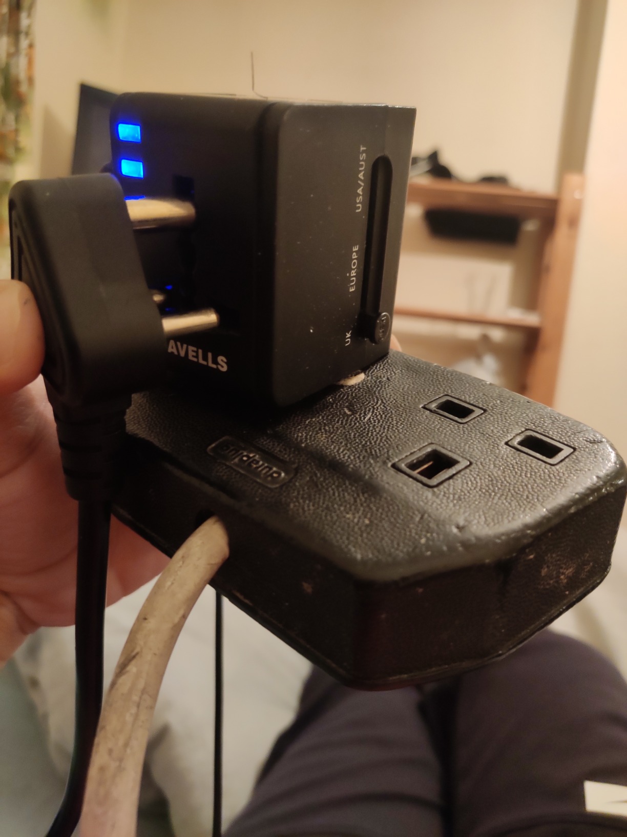 HAVELLS Universal Travel Adaptor USB 2.1 A (Black) : Amazon.in: Electronics