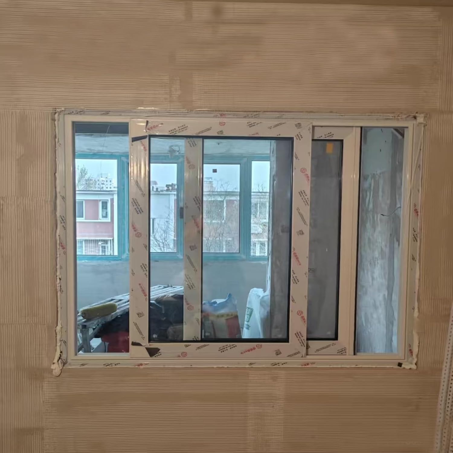 The soundproof sliding window of the prefabricated house is made of ...