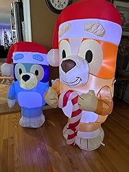 Amazon.com: Gemmy Christmas Inflatable Bluey and Family Scene, 6 ft ...