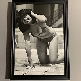 Amazon.co.jp: 宮崎美子モノクロ水着ショット/A4額装/1980年昭和55//グラビア/女優/タレント/昭和レトロ A682 : ホーム＆キッチン