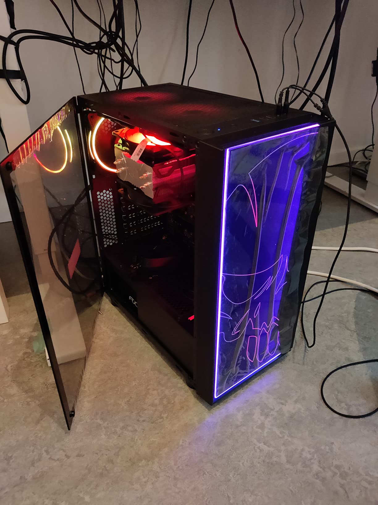 SPIRIT OF GAMER - RGB Ghost One Gaming PC-fodral - framsida och vägg i ...
