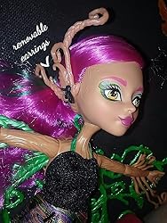 Amazon.com: MONSTER HIGH GARDEN GHOULS TREESA THORNWILLOW DOLL : Toys ...