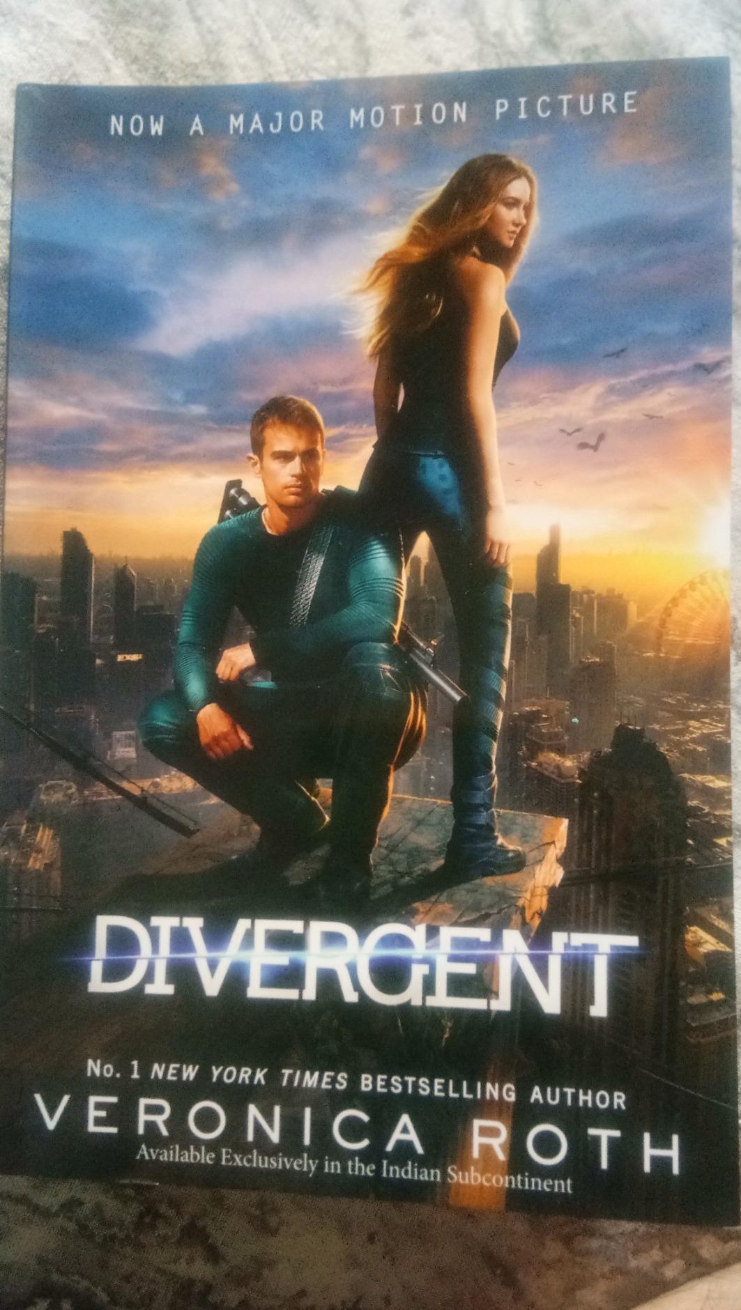 Divergent : Roth, Veronica: Amazon.in: Books