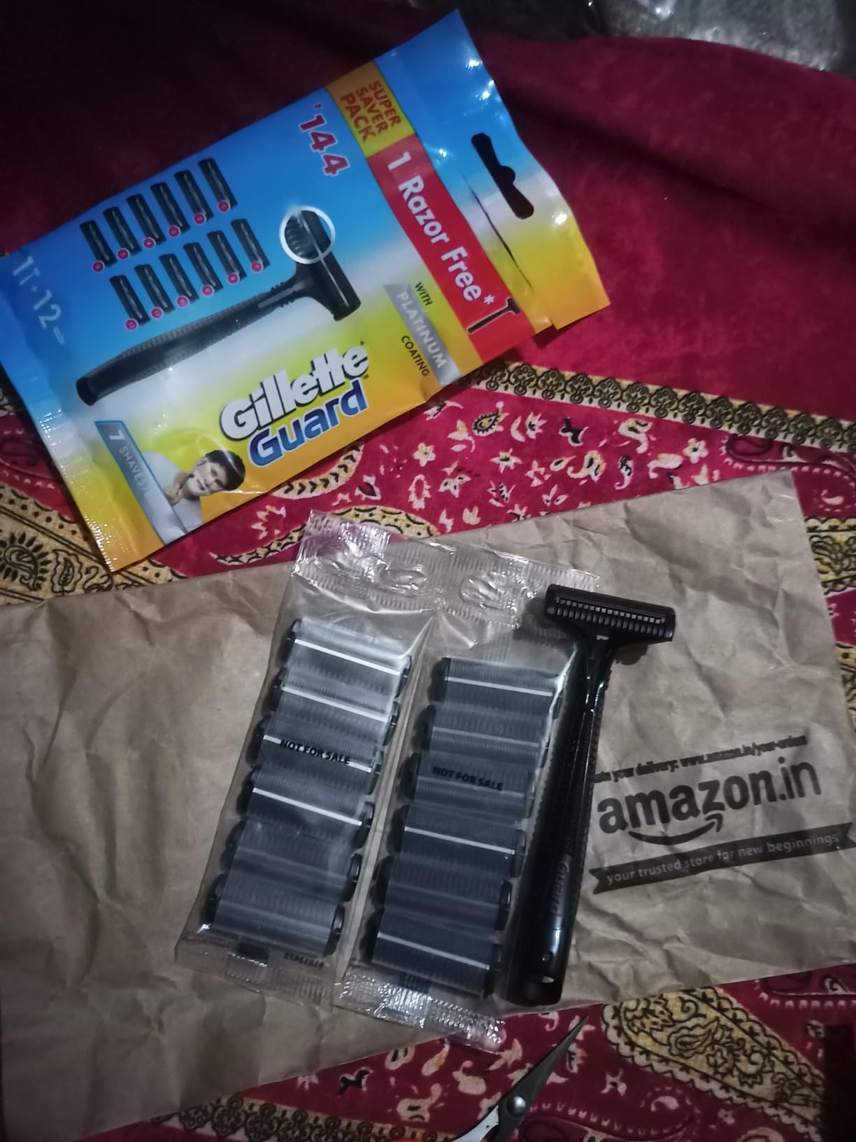 Gillette Guard Manual Shaving Razor with 12 Cartridges : Amazon.in ...