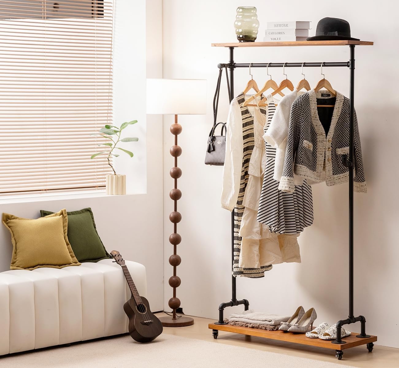 Perchero industrial de tubería con ruedas, percheros de hierro rodante ...