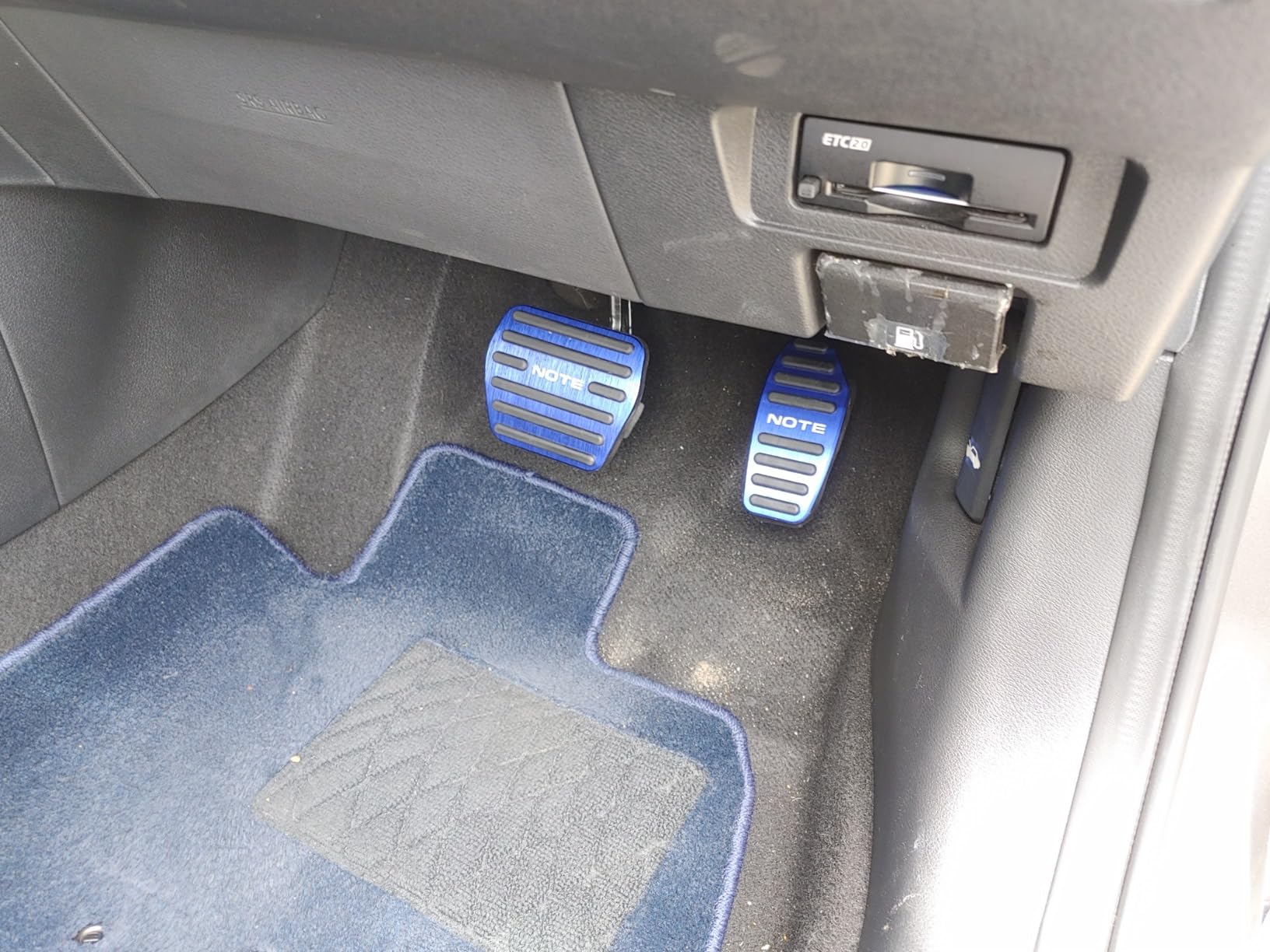 Amazon | MEKOMEKO 日産 ノートE13 e‐POWER ペダルカバー ブレーキアクセルカバー 安全運転 取付説明書付き ぴたっり装着 内装パーツ アルミ合金アルミ合金とゴム製 ...