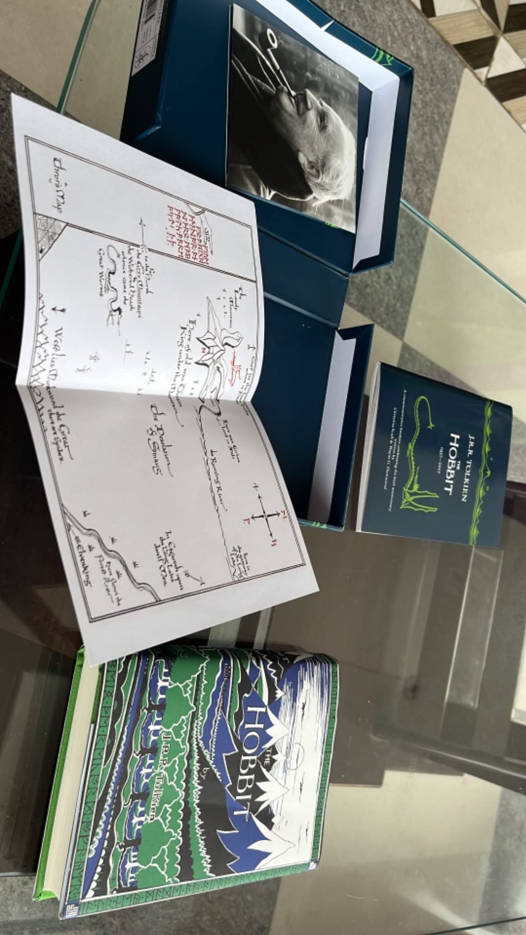 The Hobbit Comprehensive Guide : Tolkien, J. R. R.: Amazon.in: Books