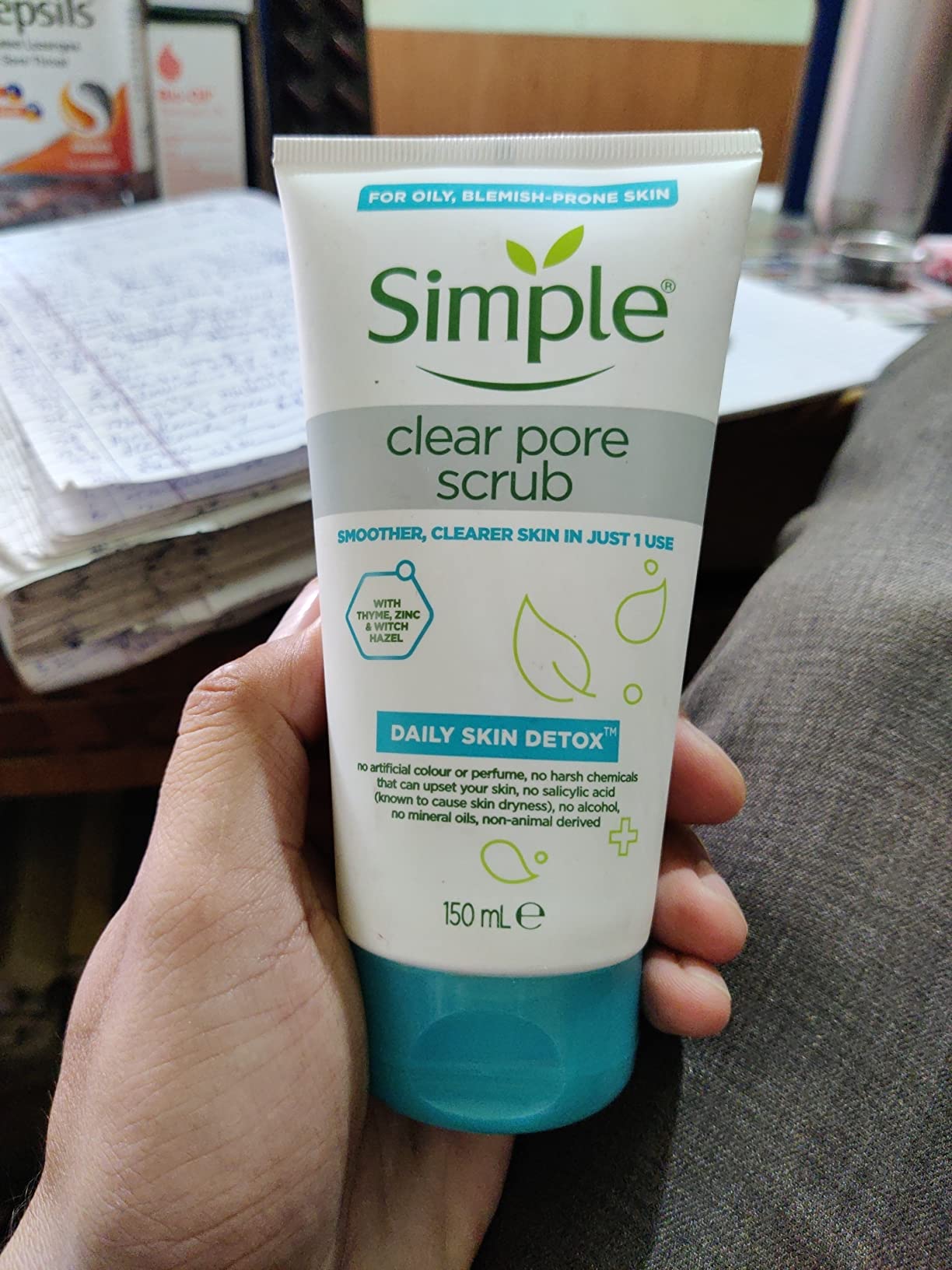 Simple Daily Skin Detox Clear Pore Facial Scrub 150 ml | For Oil ...