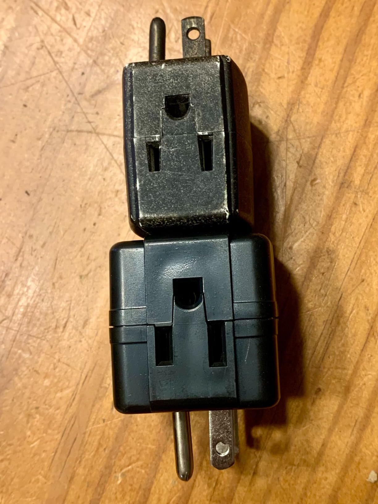 Leviton 692-E 15 Amp, 125 Volt, Triple Cube Grounding Adapter, Black ...