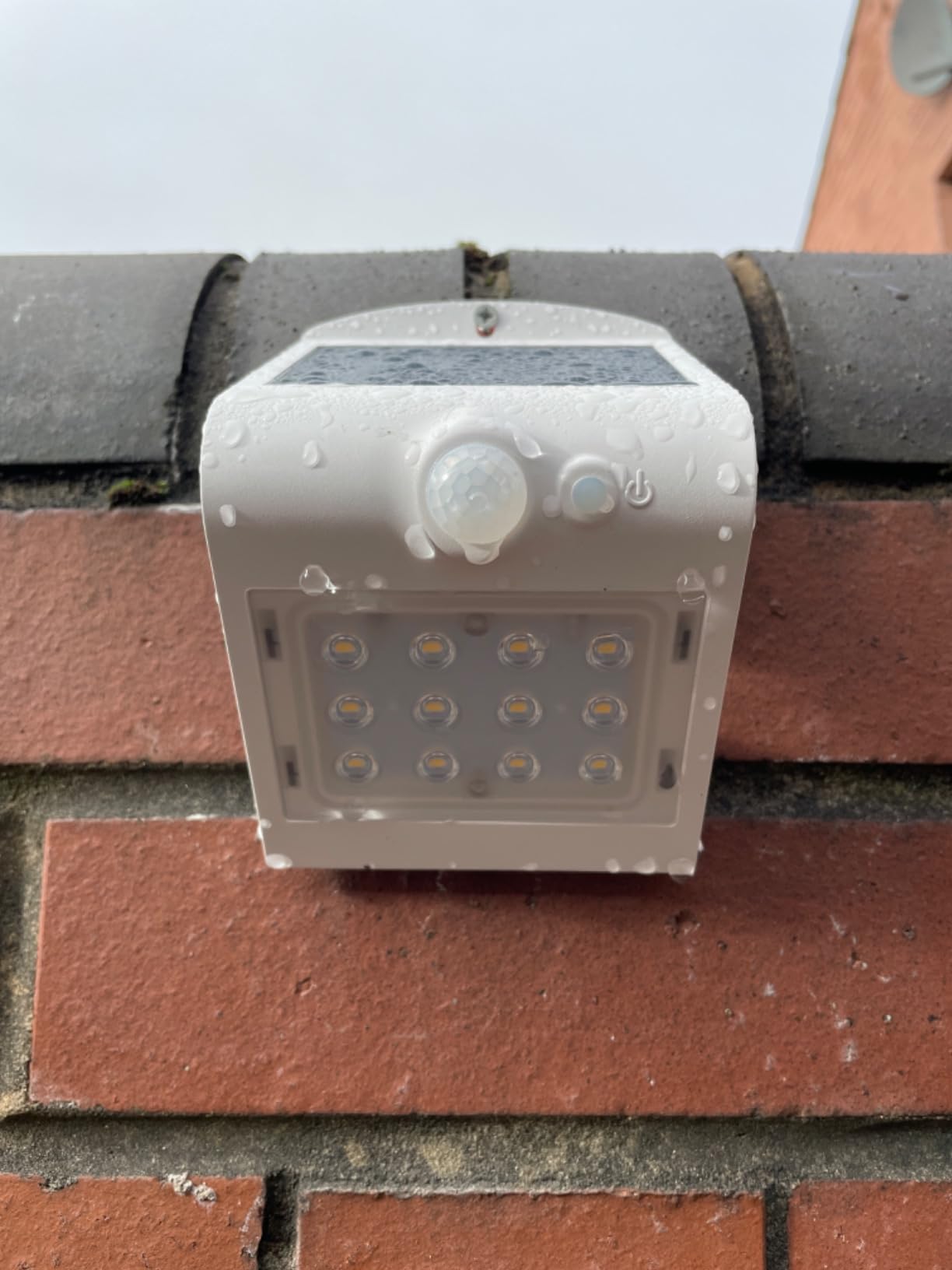 Luceco LED Solar Guardian Wall Light with PIR Motion Sensor, 14.5 x 9.5 ...