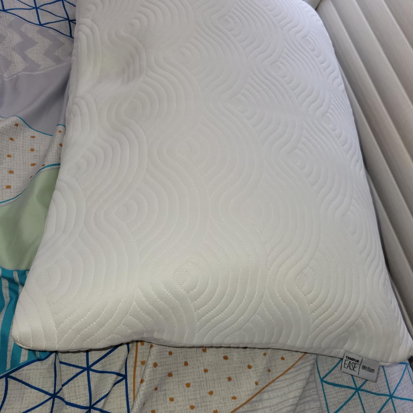 Amazon.co.jp: Tempur 83400336 Pillow, Ease Hug Pillow, 24.8 x 16.9 inches (63 x 43 cm), White ...