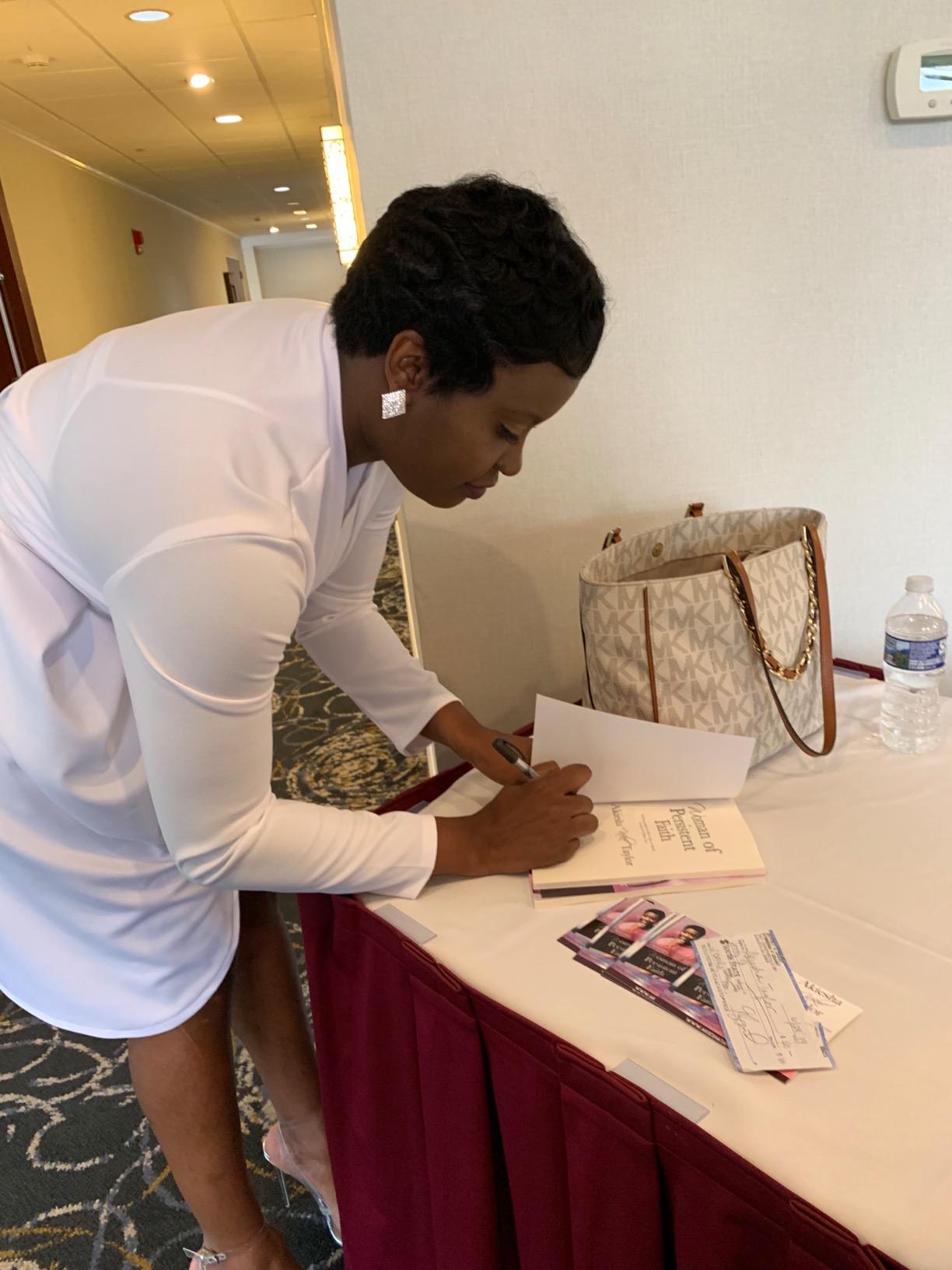 Woman of Persistent Faith: Taylor, Akiesha: 9780998162119: Amazon.com ...