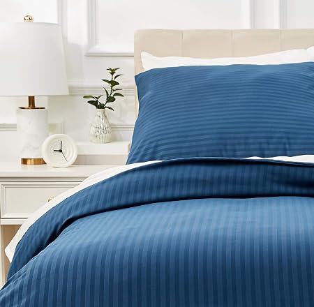 Amazon Basics 2-teiliges Mikrofaser-Bettwäsche-Set in Marineblau