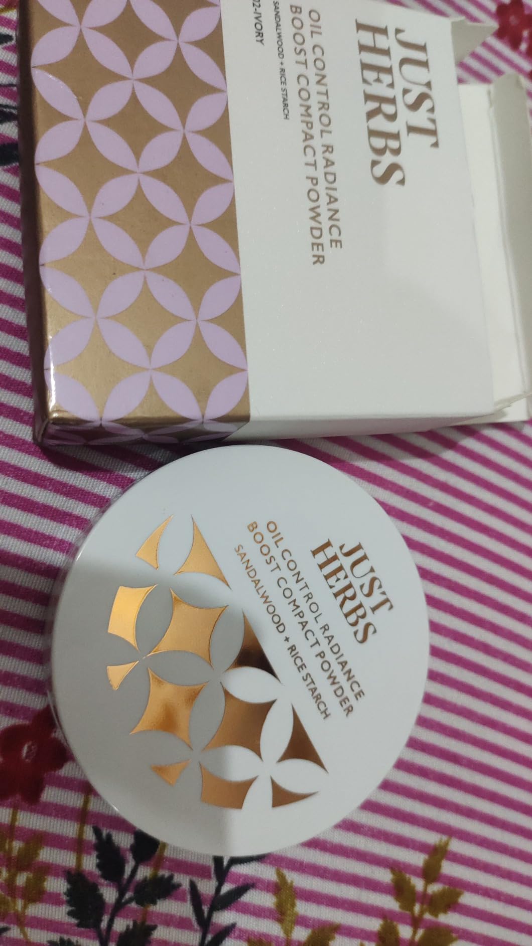 Just Herbs Oil Control Radiance Booster Age Defying Compact Powder for ...