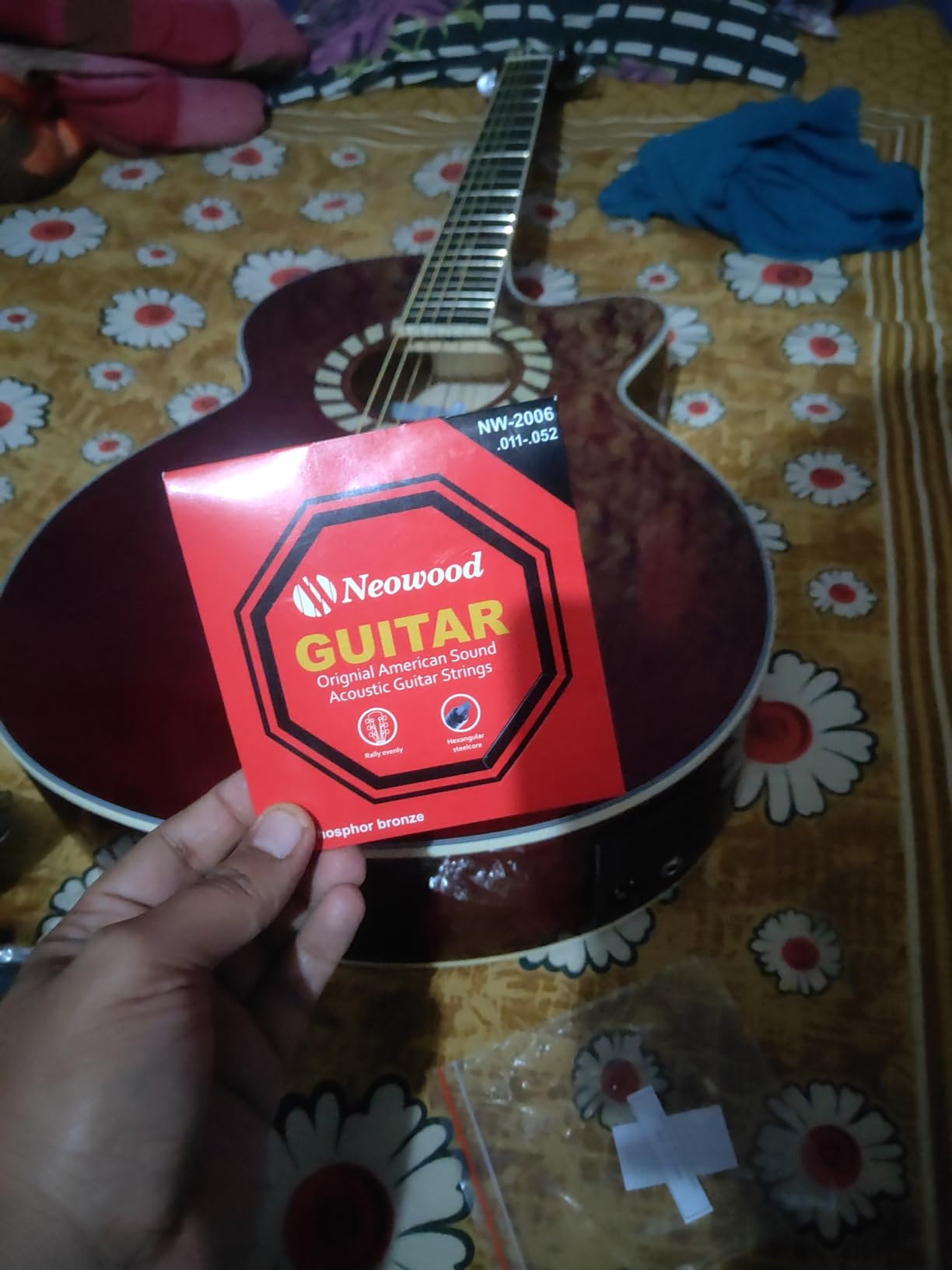 Neowood (FLY-MGE) Electro-Acoustic Guitar with Bag, Plectrums ...