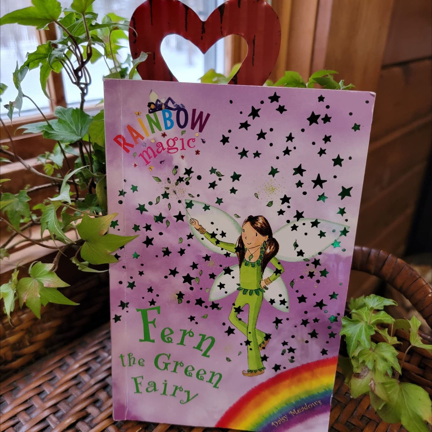 Amazon.com: Rainbow Magic Rainbow Fairies Book #4: Fern the Green Fairy ...