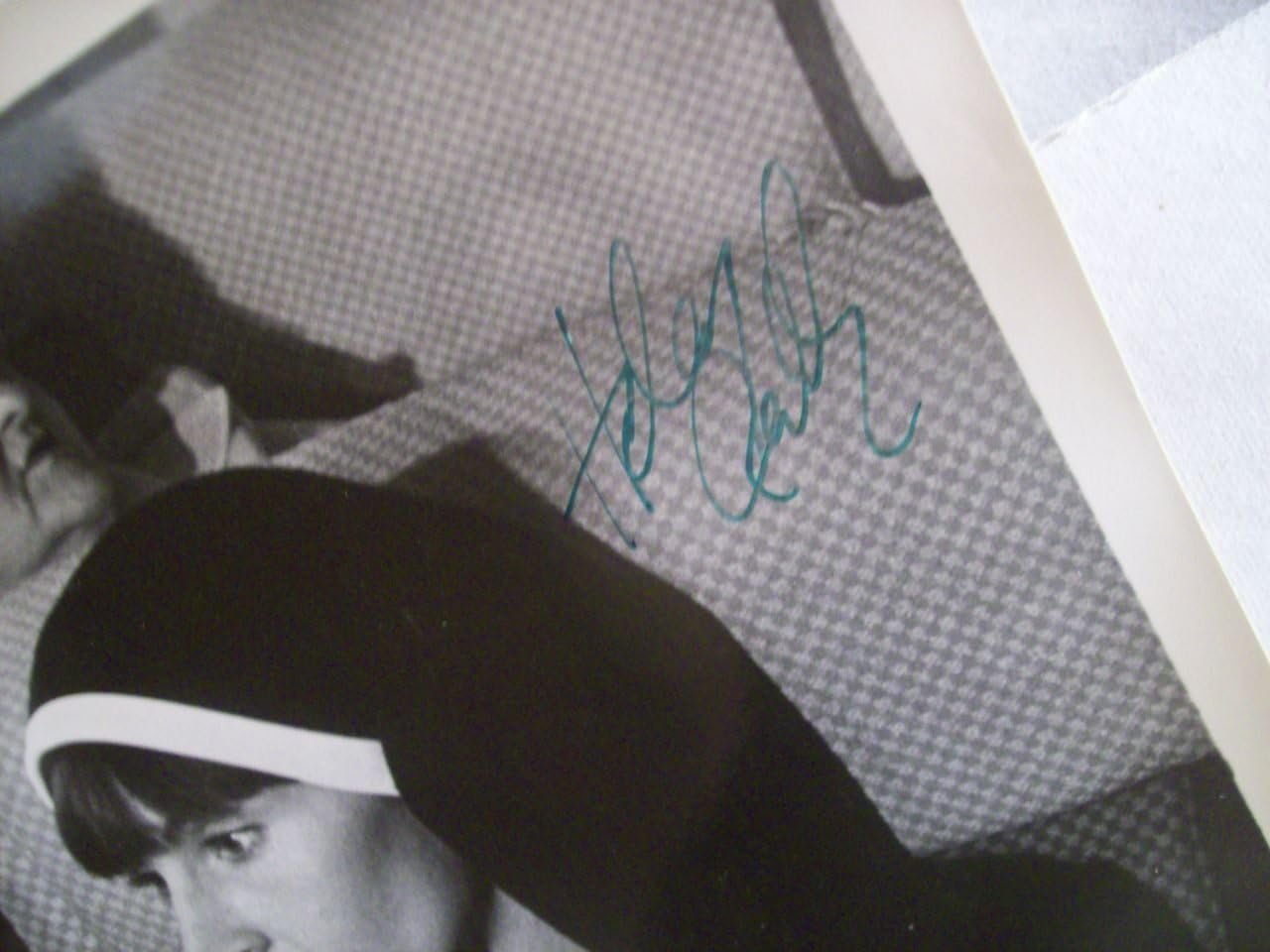 Amazon.com: Reddy, Helen Photo Signed Autograph Airport 1975 Pete'S ...