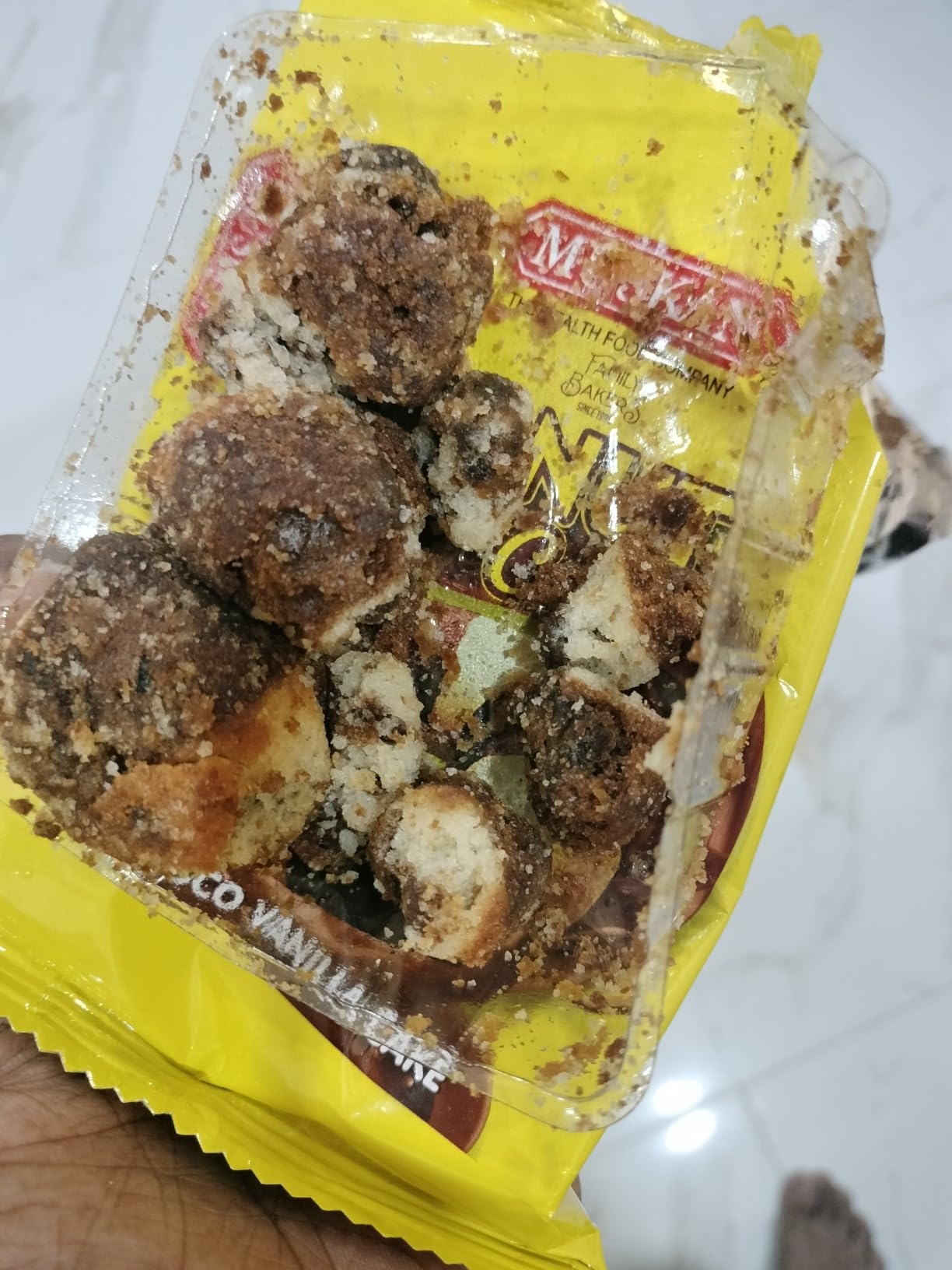 Fresh Produce Muskan Chocolate Donut Centre Filled Cake, (Pack of 20 ...