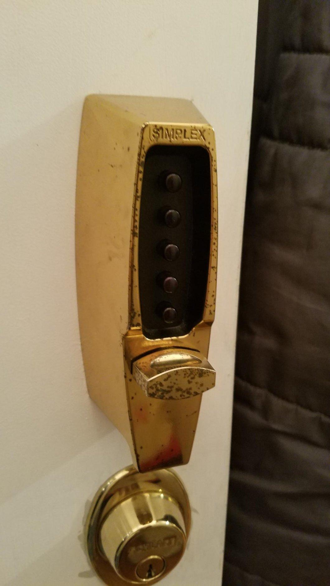 Amazon.com: Simplex 710803 Kaba 7100 系列金屬機械按鈕輔助鎖,帶拇指轉動,25 公釐管狀螺栓,平面前面板 ...