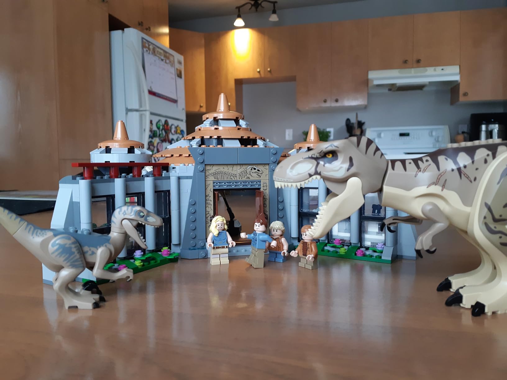 LEGO Jurassic Park Visitor Center: T. rex & Raptor Attack 76961 ...