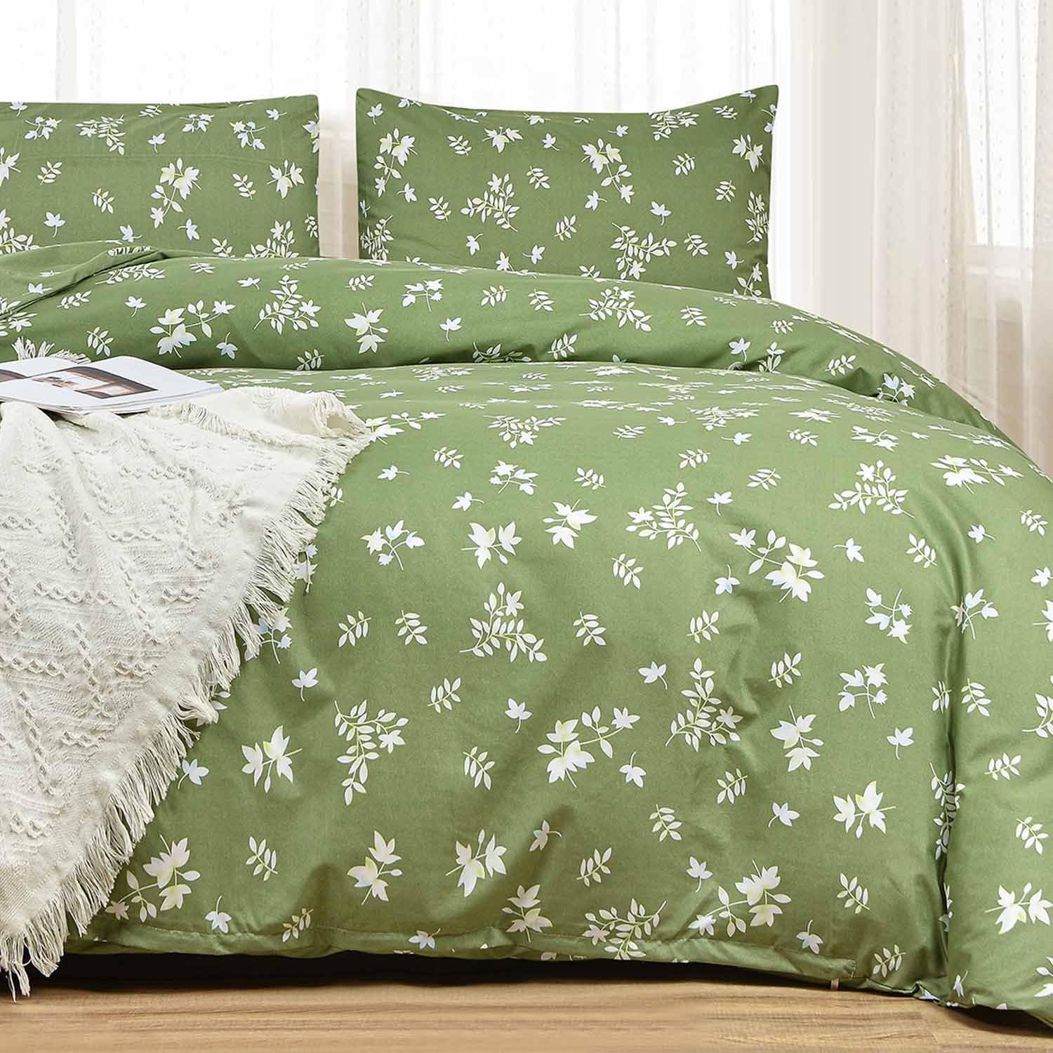 Amazon.com: Faincy Full Size Comforter Set, Green White Floral Pattern ...