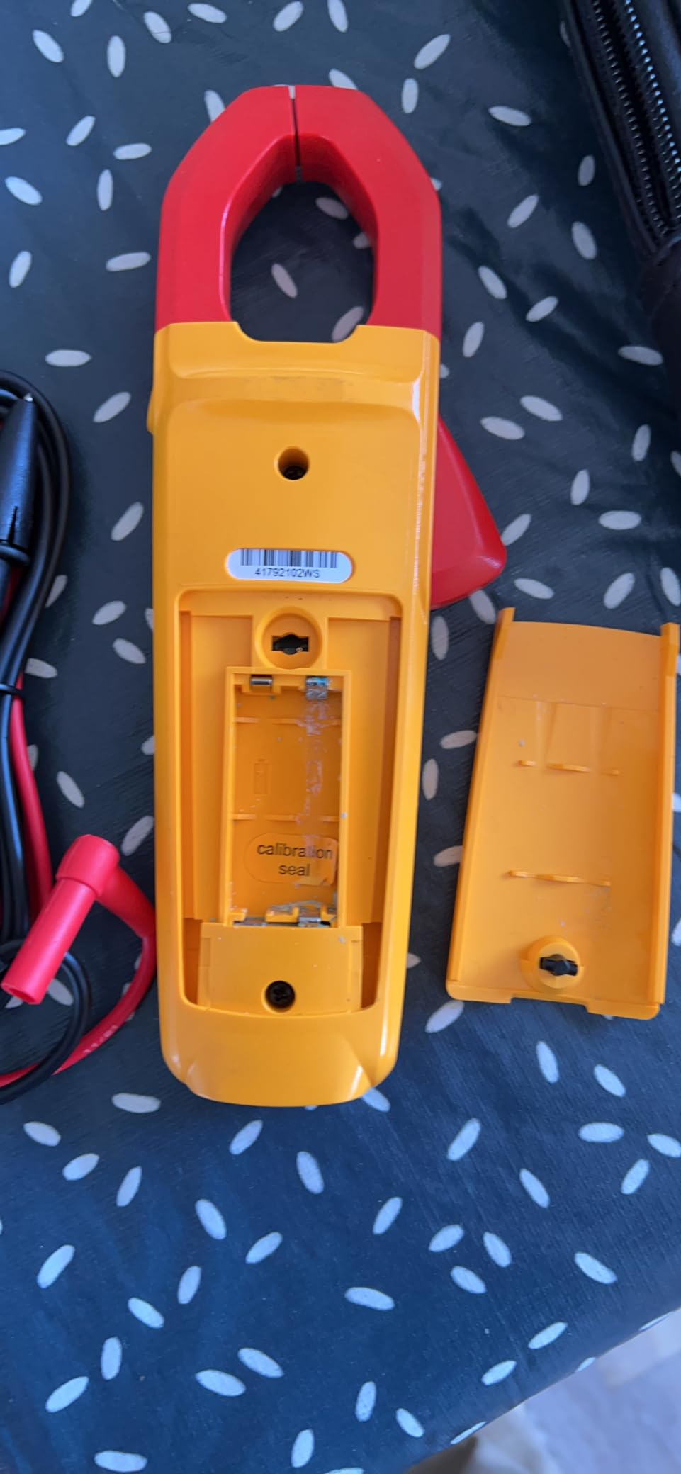 Fluke 323 Clamp Meter For Commercial/Residential Electricians, Measures ...