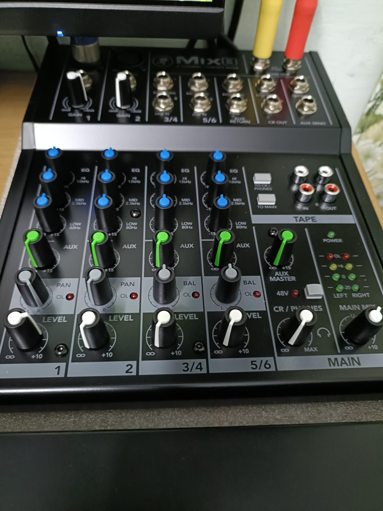 Mackie Mix8 8 Channel Compact Mixer with Low Noise Performance : Amazon ...