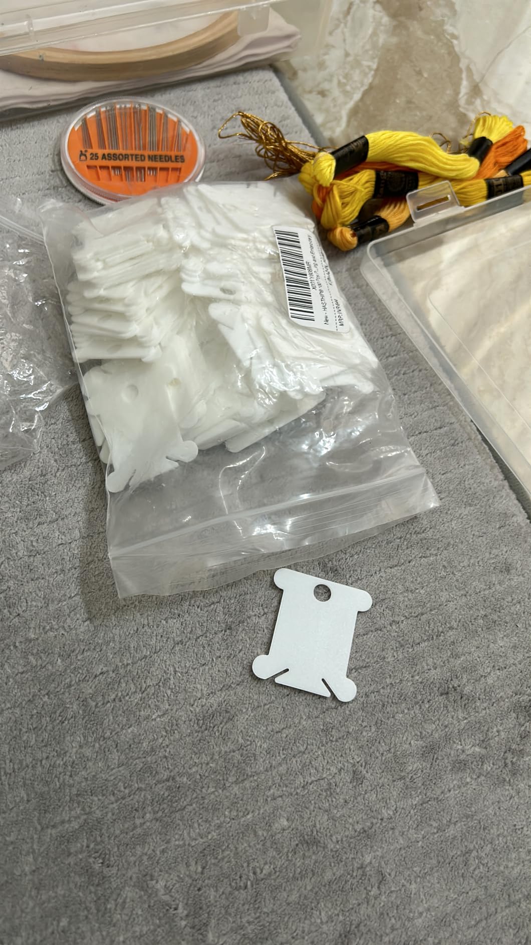 HASTHIP® 100 Pcs Plastic Thread Bobbins Holder with Efficient Bobbin ...