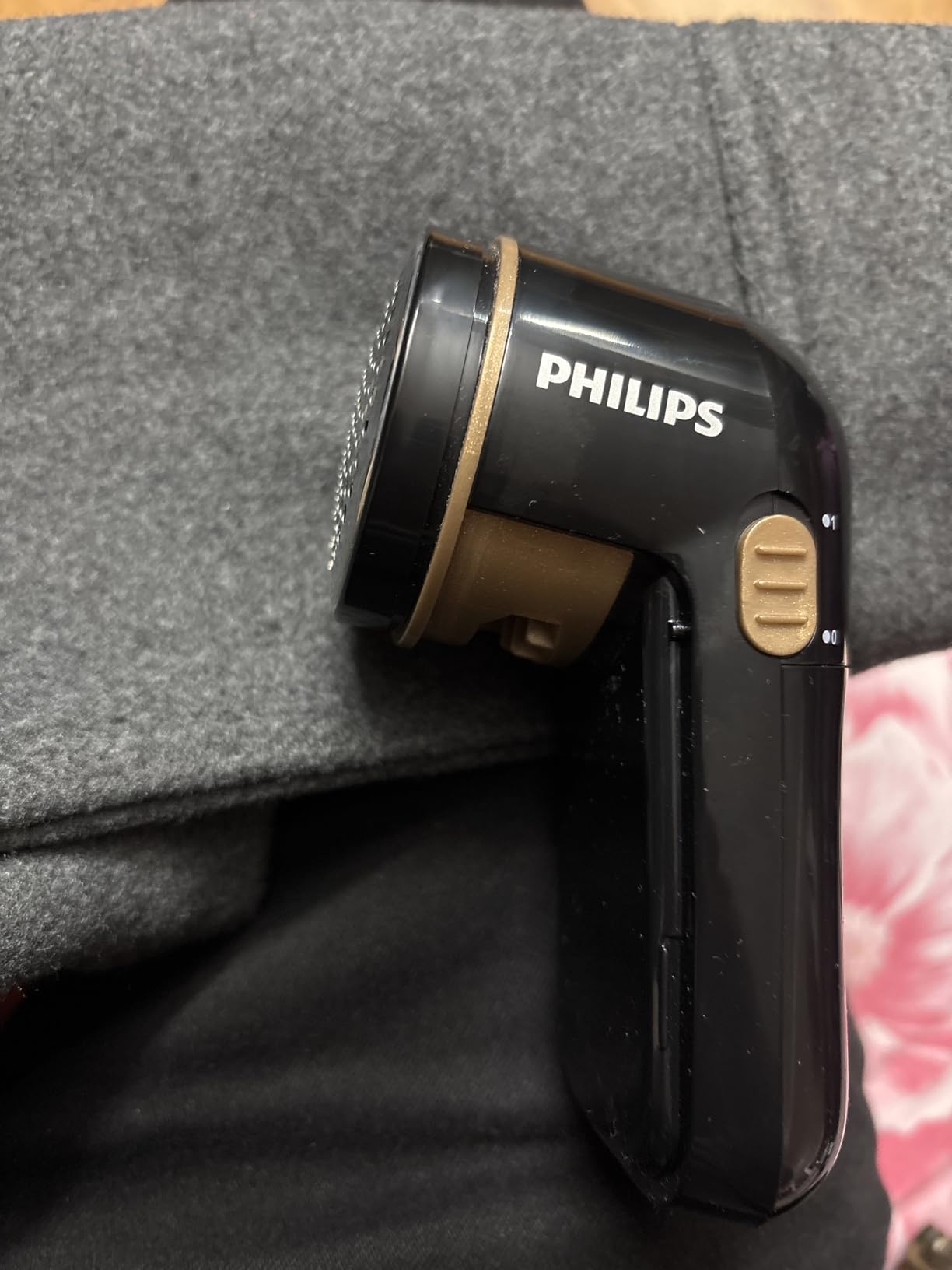 Buy Philips GC026/30 Fabric Shaver, Lint Remover for Woolen Sweaters ...