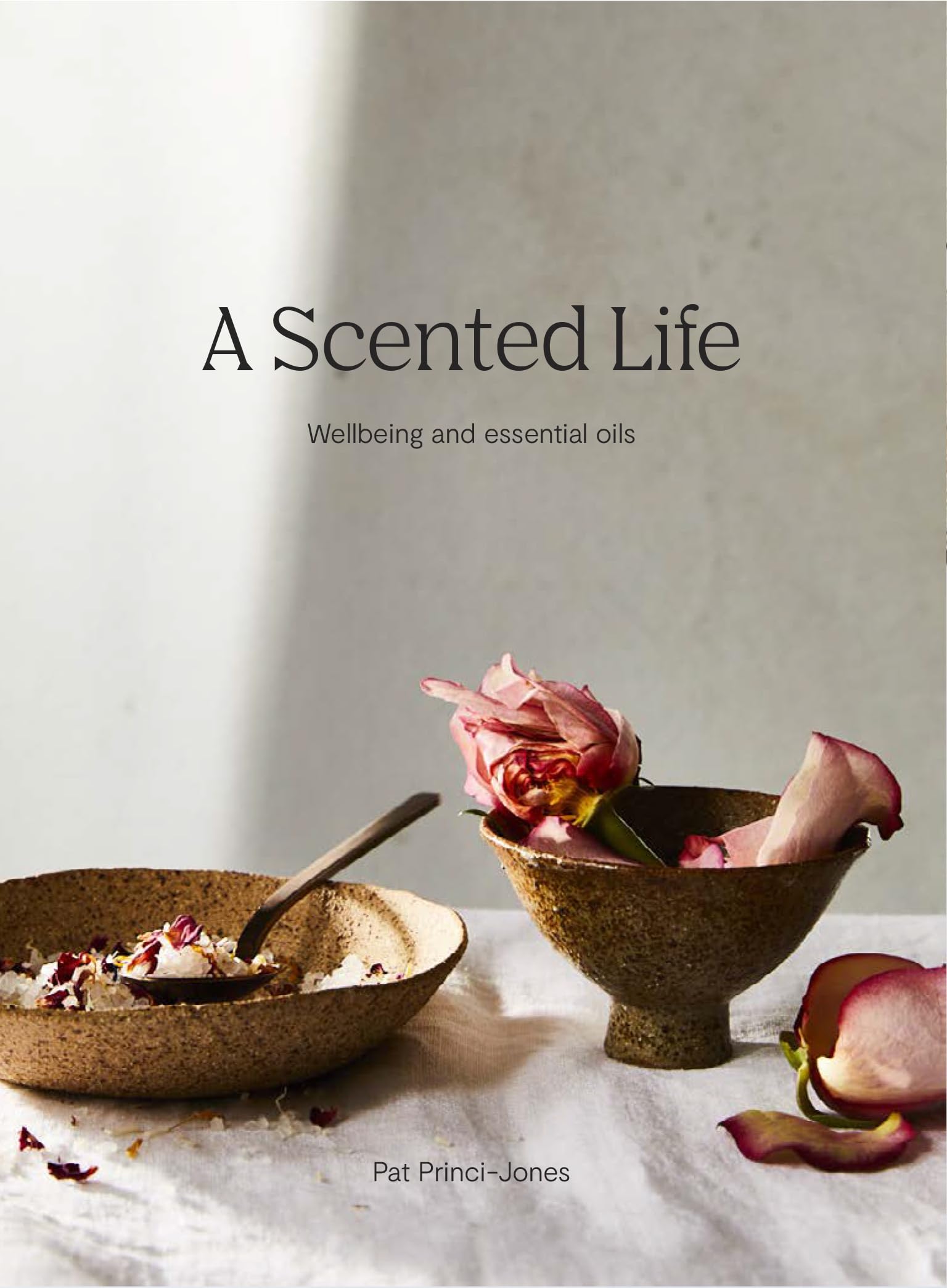 A Scented Life: Wellbeing and essential oils: Princi-Jones, Pat ...
