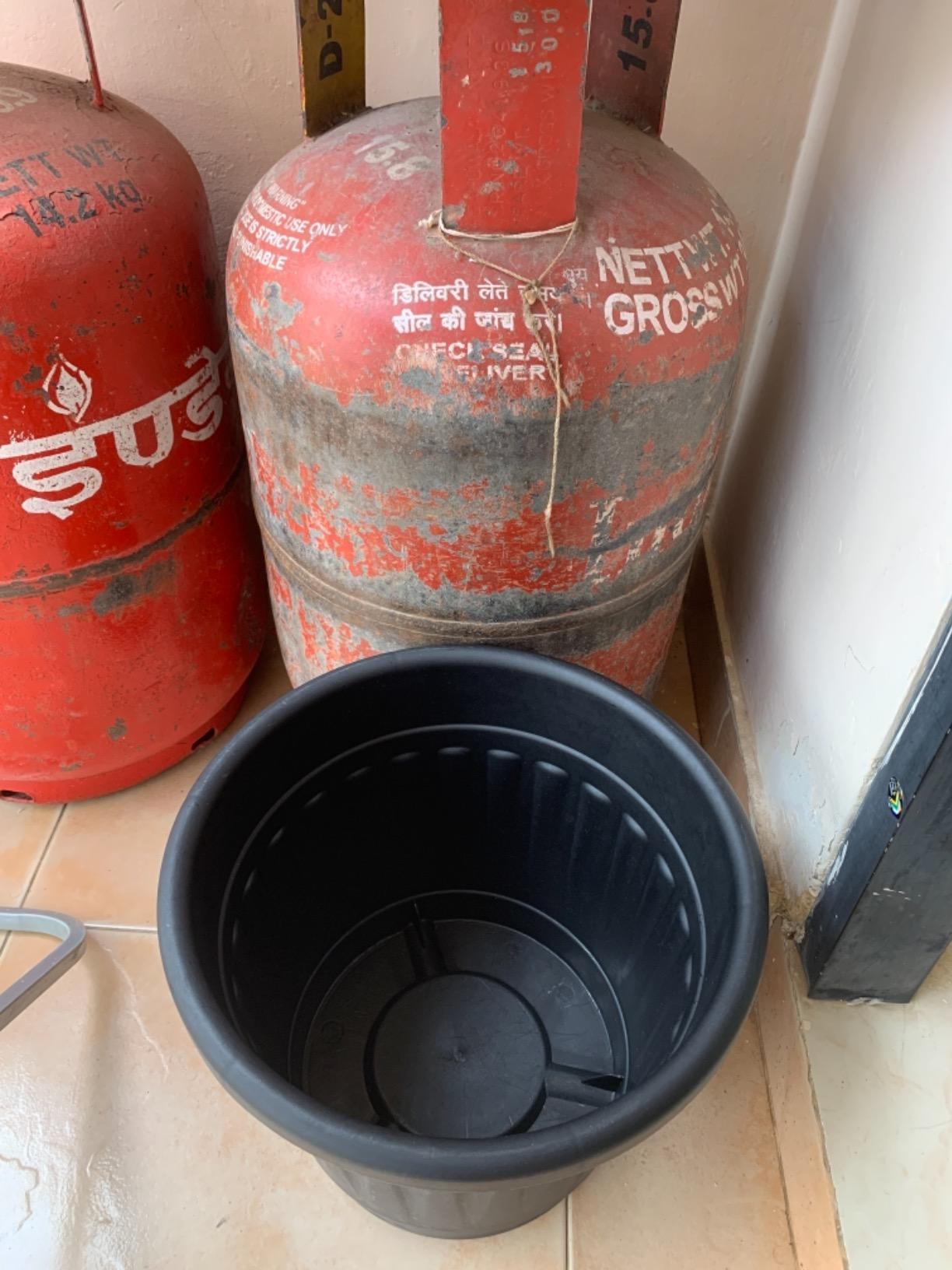 A SARO Plastic Flower Pot, Black, 12 Inch, 5 Pieces : Amazon.in: Garden ...