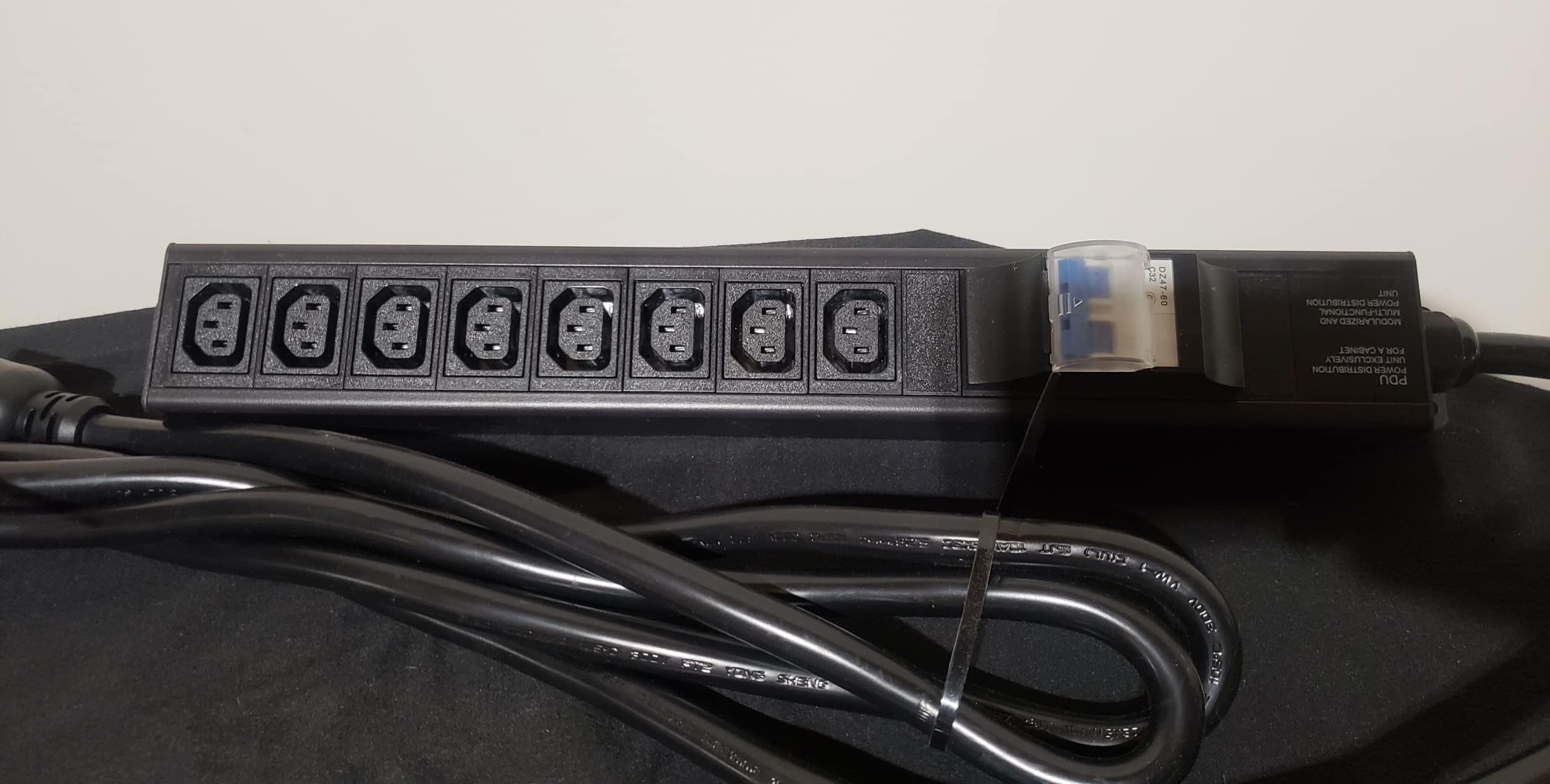 220 240 Volt Power Bar Or Strip Pdu 30 Amp W 8 C13 Receptacles