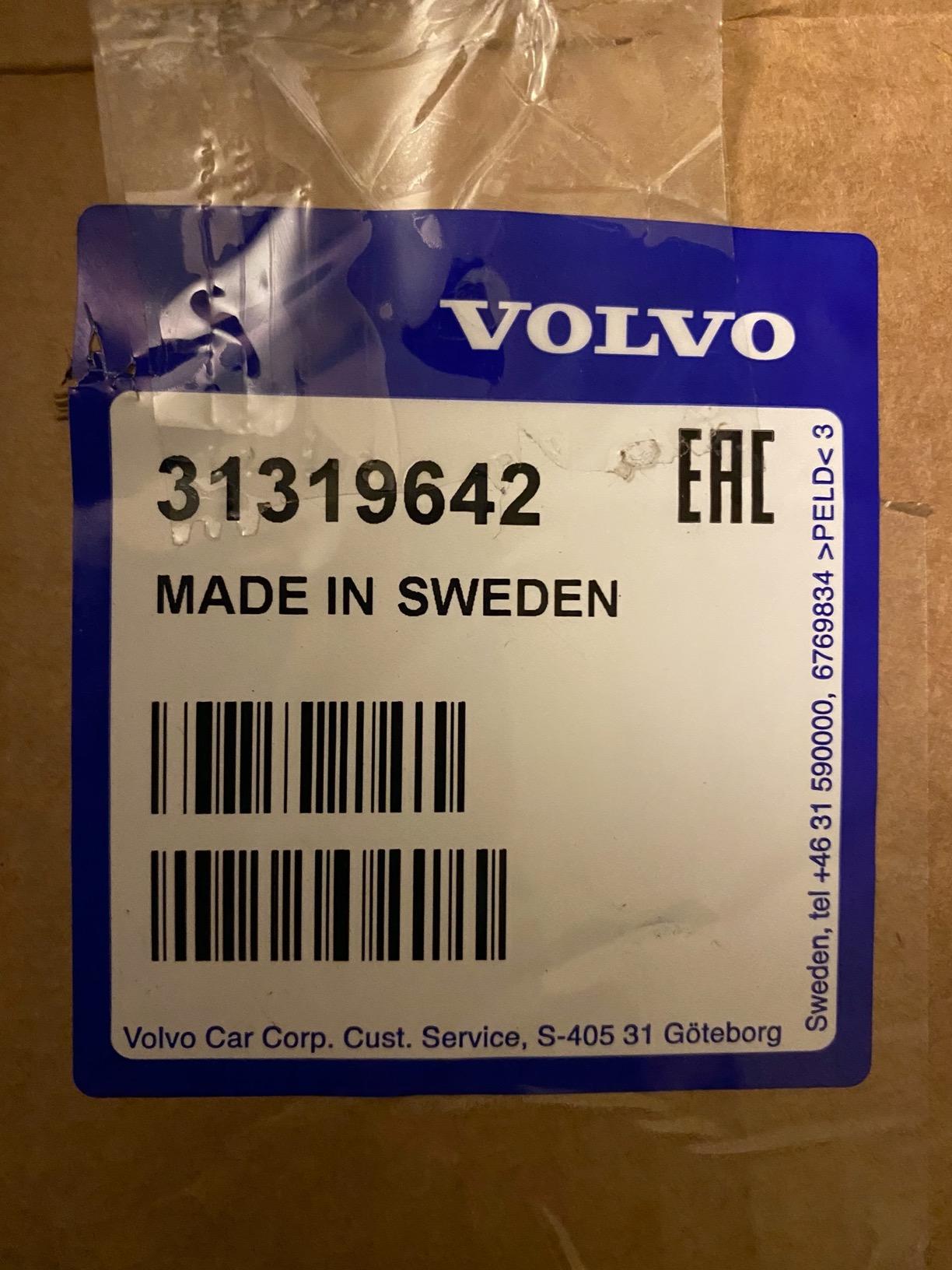 Amazon.com: GENUINE VOLVO Valve Cover Oil Deflector - Includes Gasket ...