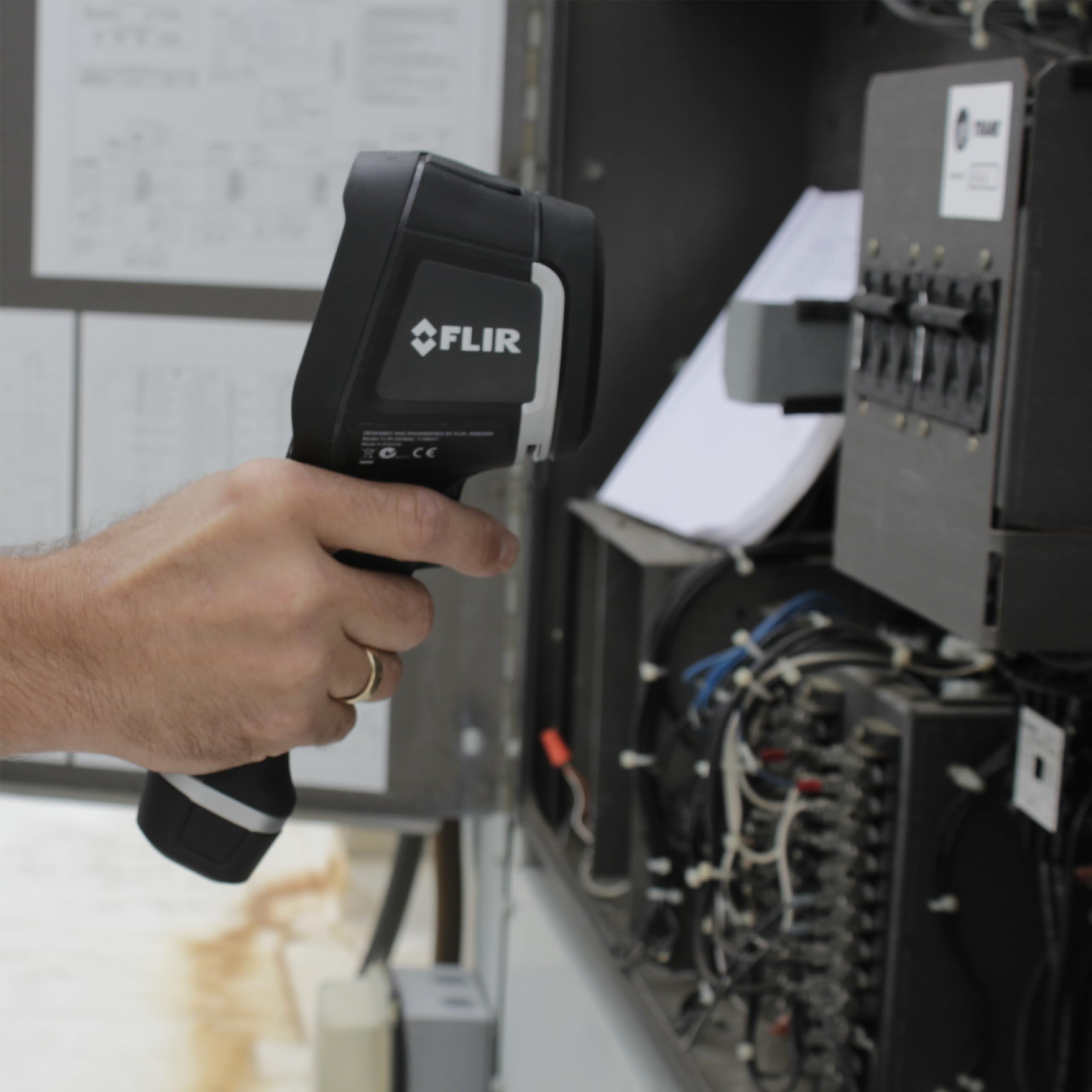 Snapklik.com : FLIR E4 - Commercial Thermal Imaging Camera