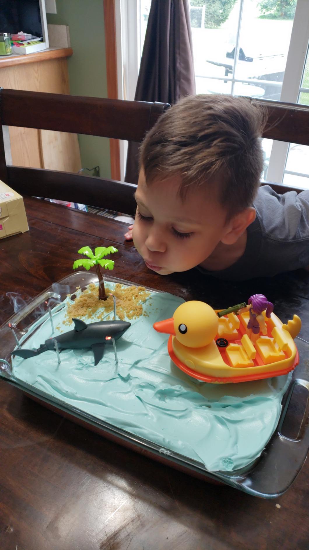 Amazon.com: Roblox Celebrity Collection - Sharkbite: Duck Boat Vehicle ...