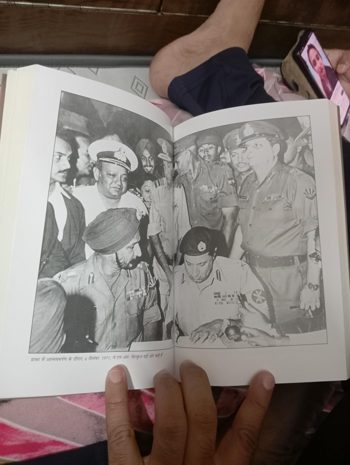 Buy Yuddha Aur Shanti Mein Mera Jeevan (Hindi Translation of An Odyssey ...