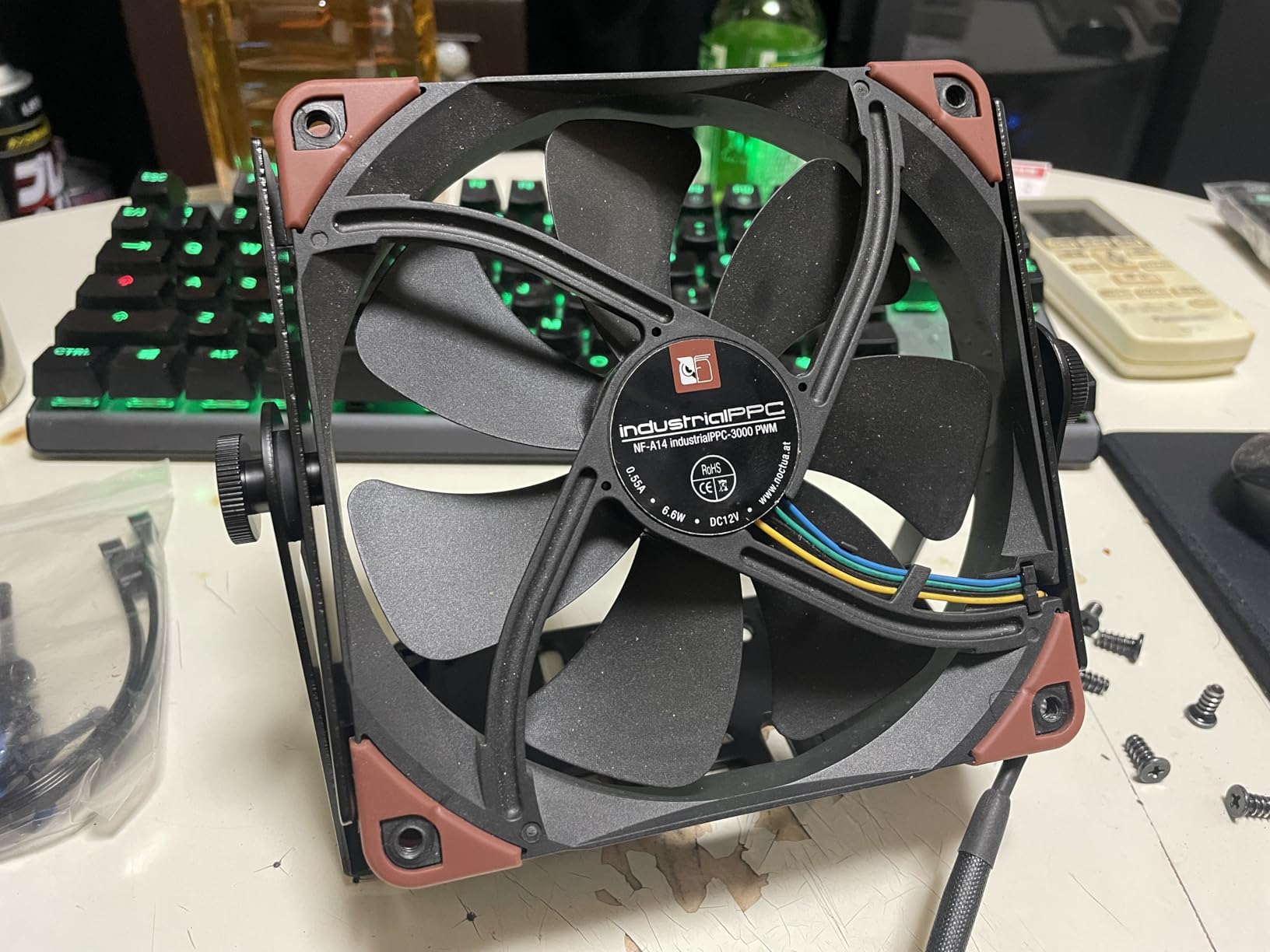 Amazon.co.jp: Noctua NV-FM1, 120及び140mmファン対応ピボット多目的ファンマウント（ブラック） : パソコン ...