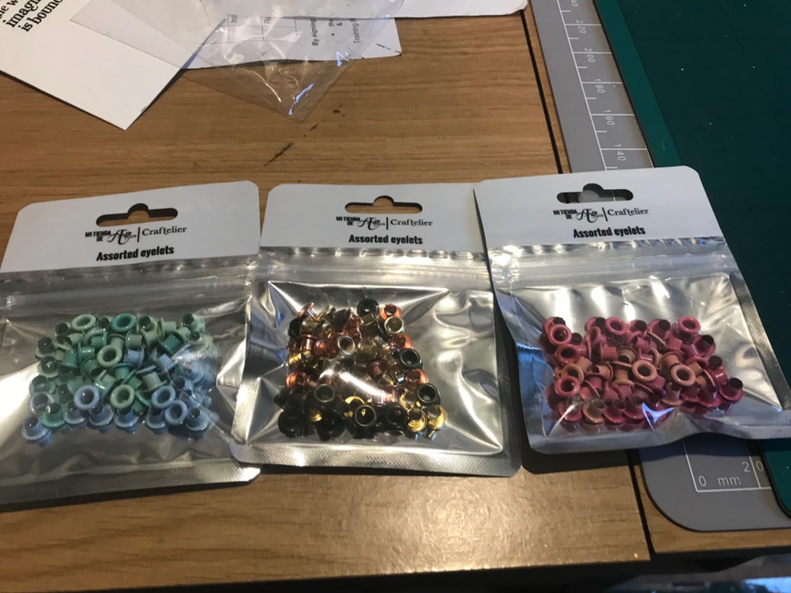 Craftelier - Pack of 180 Standard Eyelets in Assorted Colours for ...