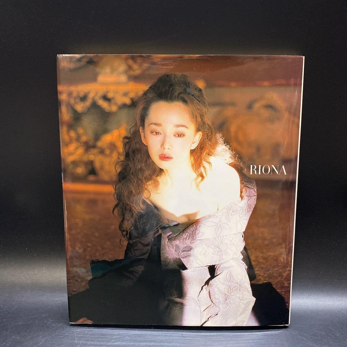 Amazon.co.jp: 葉月里緒菜 写真集 RIONA ヘアヌード 篠山紀信 1998年 ぶんか社 稀少 日焼けあり : おもちゃ