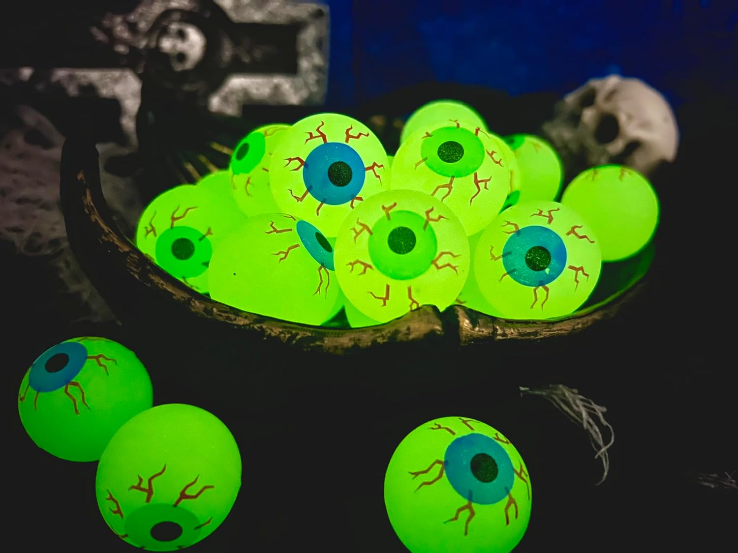 Amazon.com: GiftExpress 24ct, 32MM Glow in The Dark Eyeball/Glow in The ...