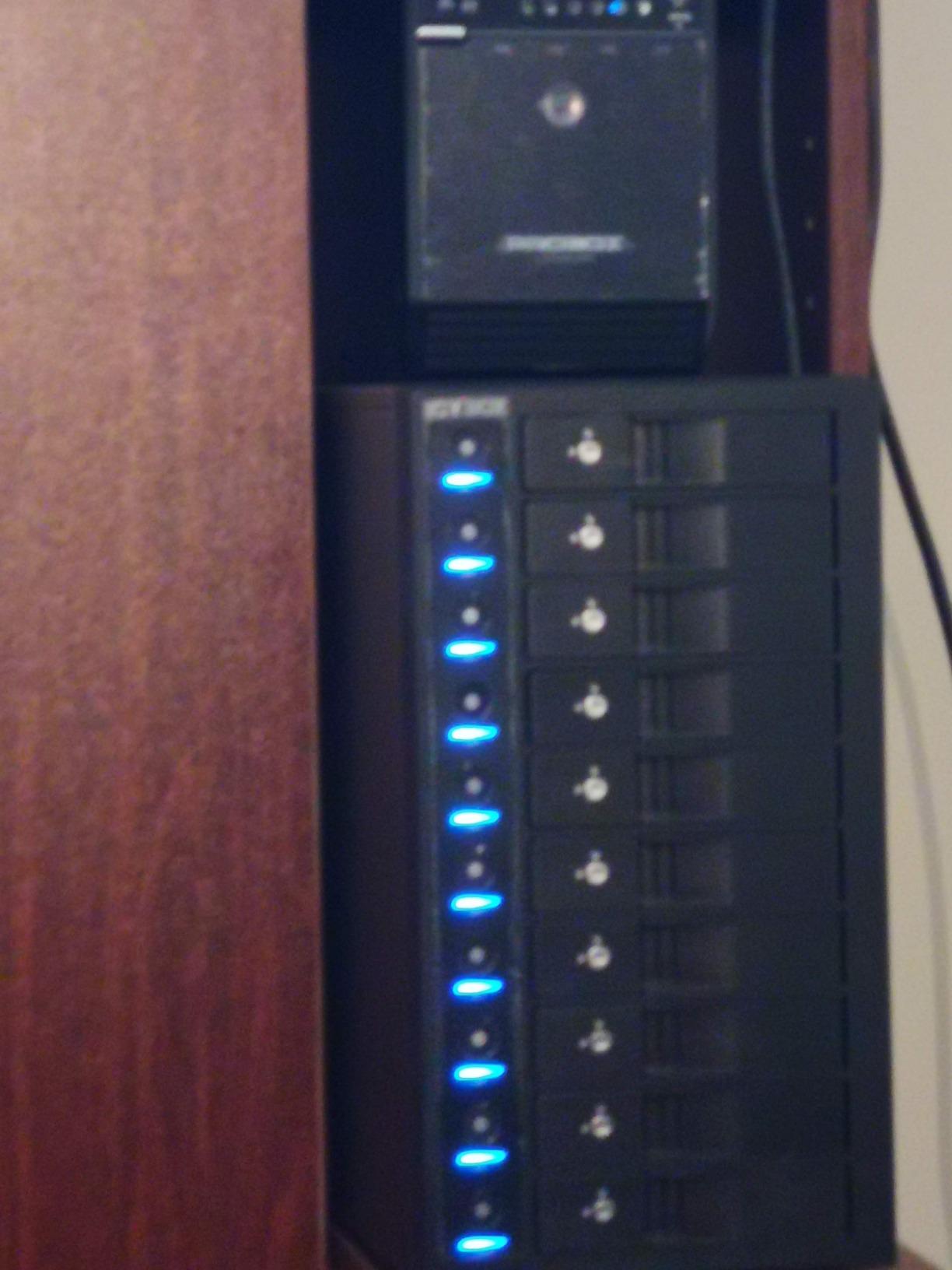 ICY BOX 10-Bay External Single System for 10x SATA 3.5" I/II/III HDD ...