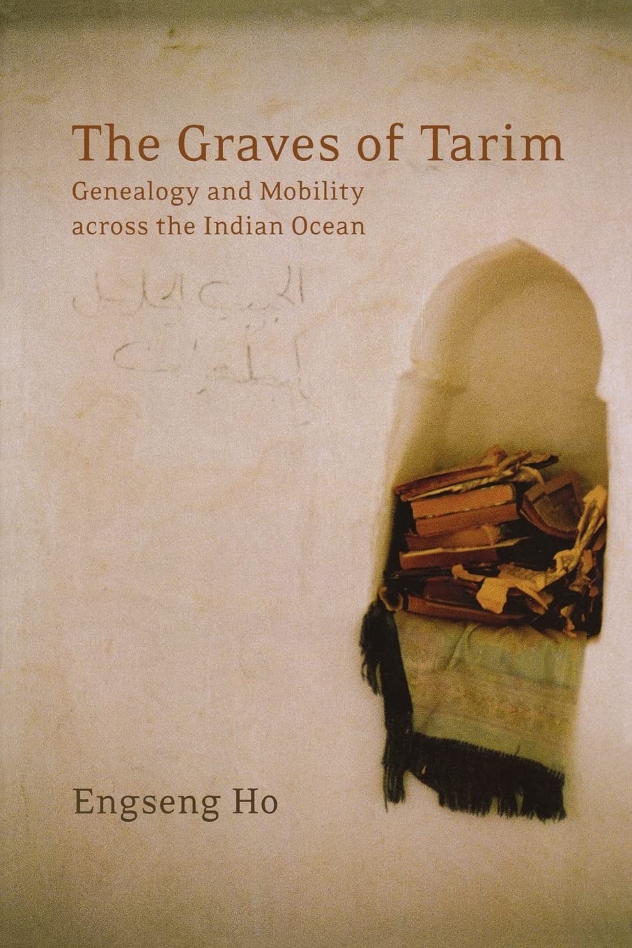 Amazon.com: The Graves of Tarim: Genealogy and Mobility across the ...