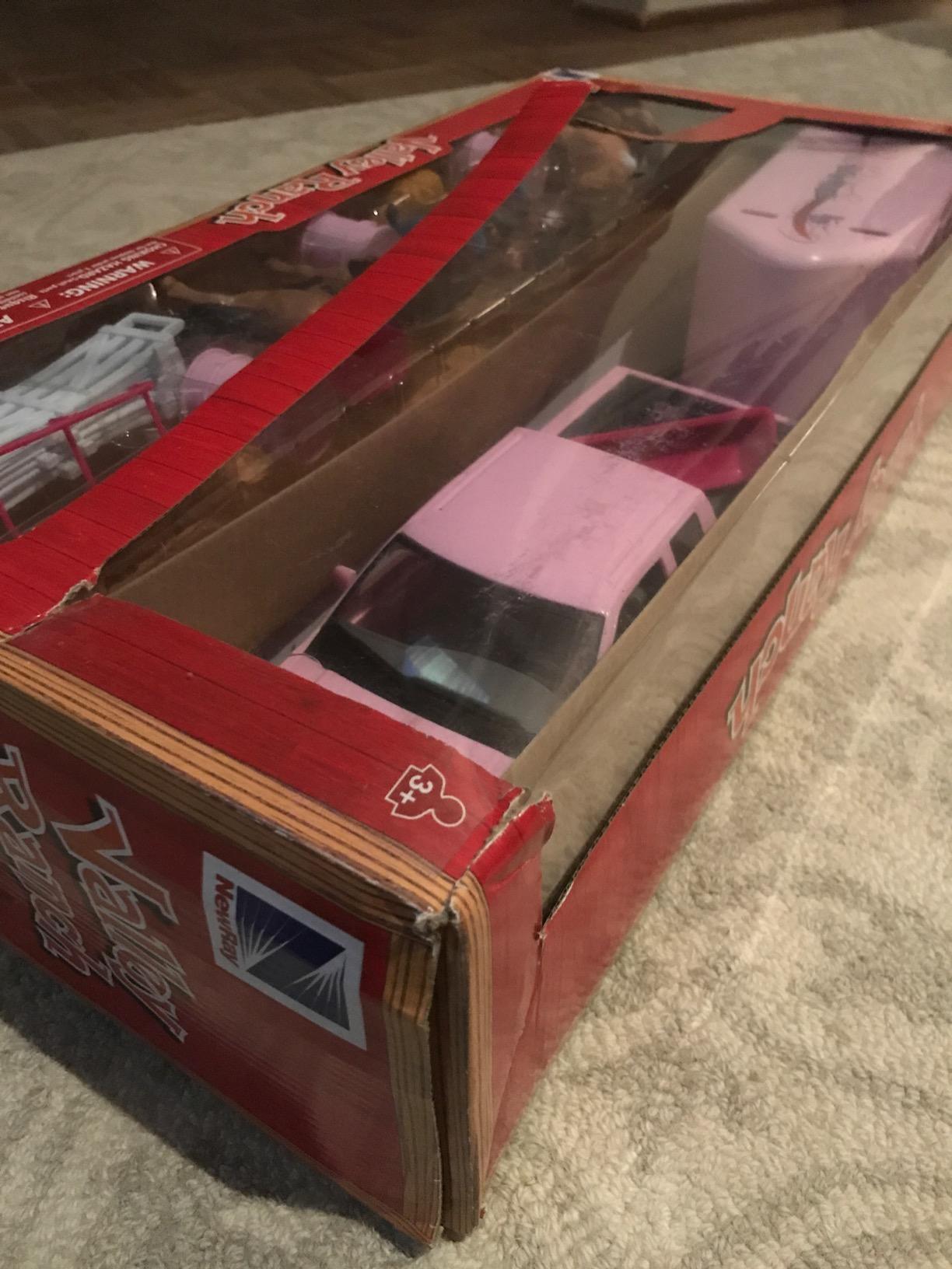 Amazon.com: New Ray Pink Pick Up Truck & Trailer Horse Set : Toys & Games