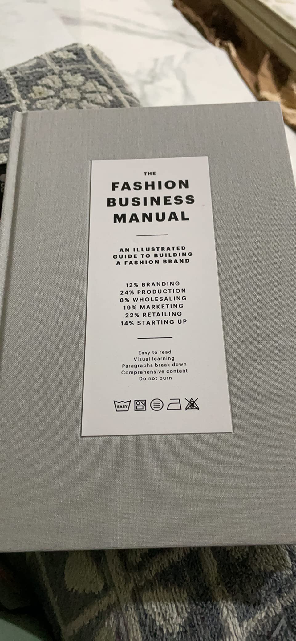 The Fashion Business Manual: An Illustra : ,: Amazon.in: Books